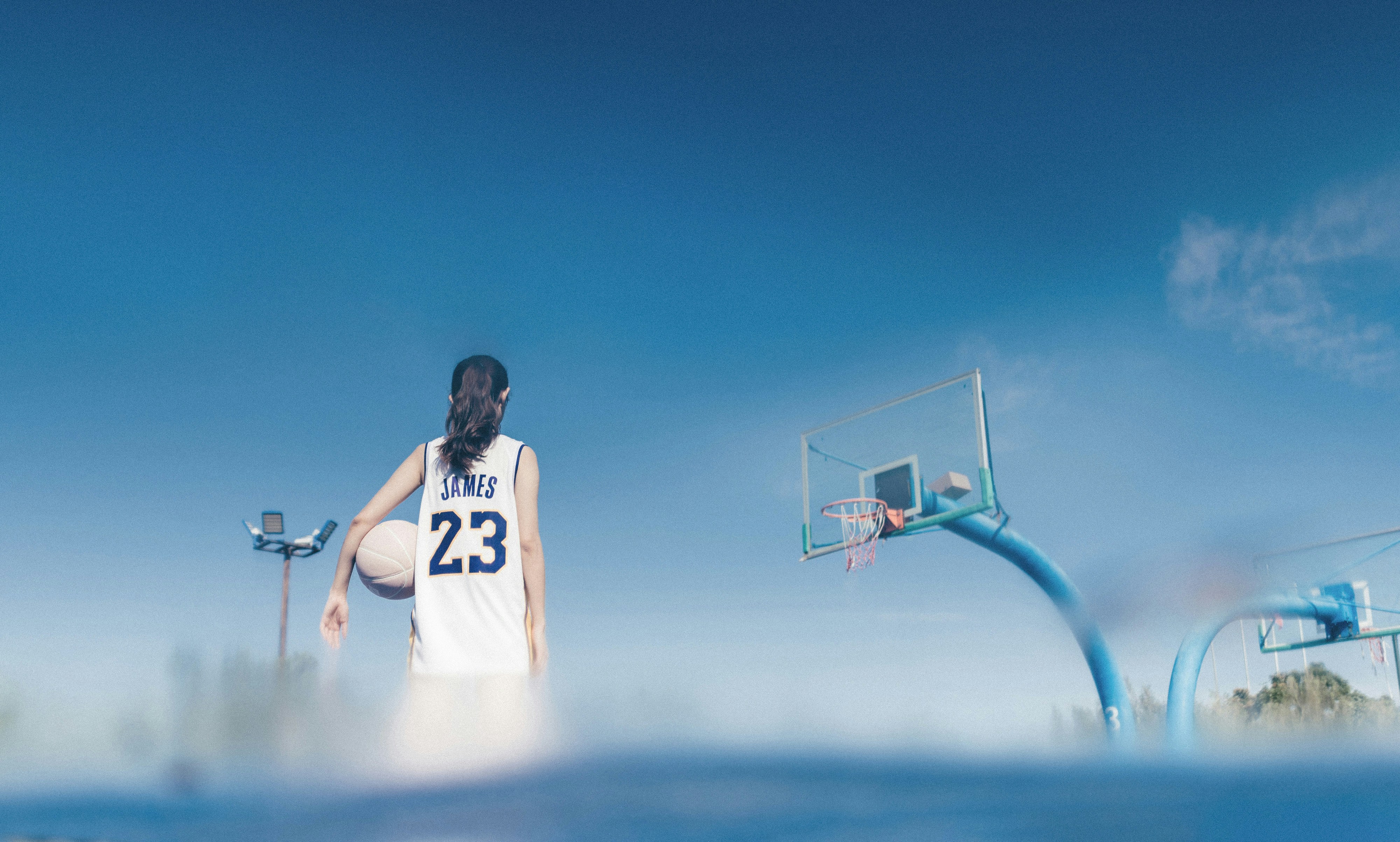 Jersey 23 Under Open Sky: A Low-Court Moment