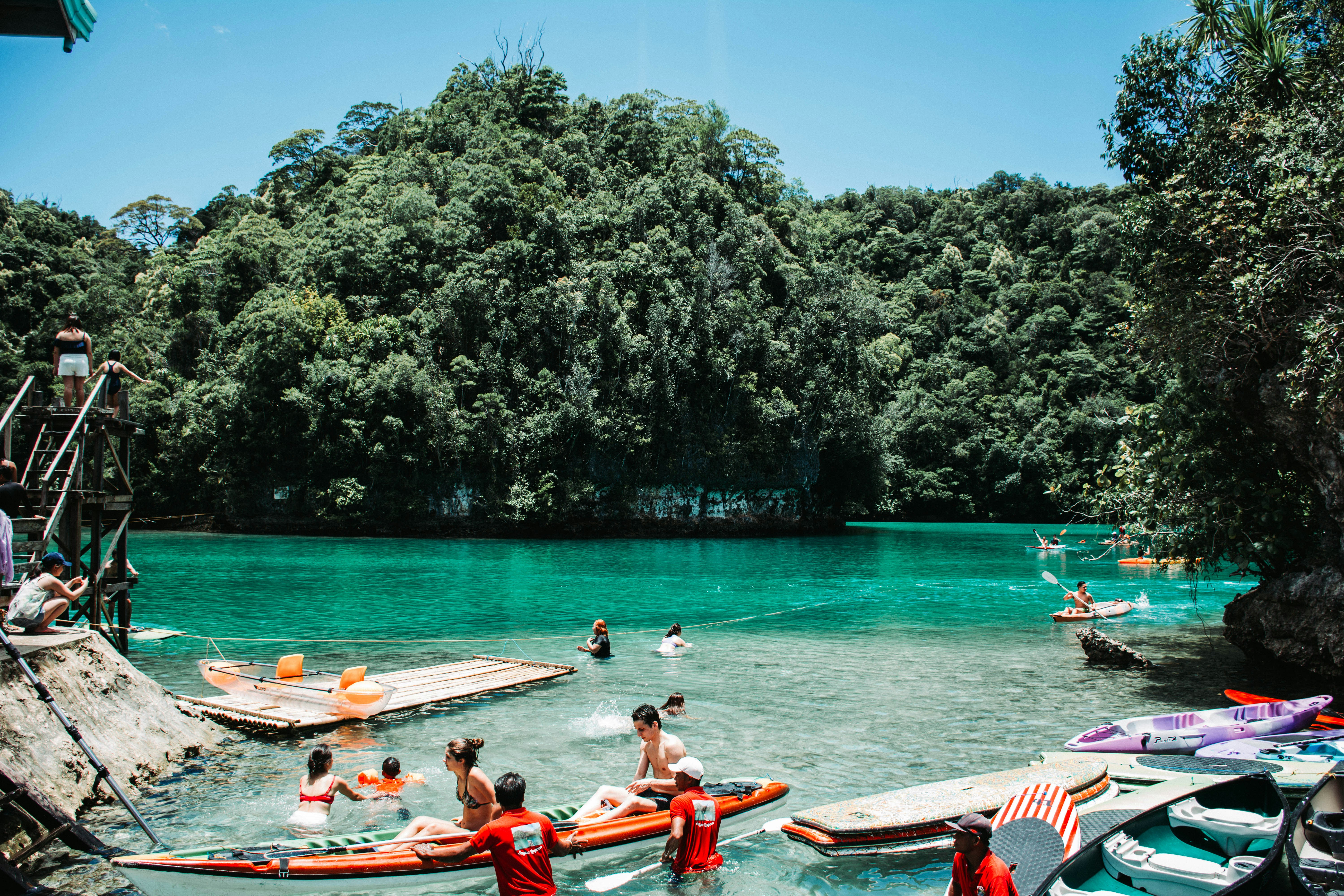 Homme et femme équivalant sur un bateau photo – Photo Bleu Gratuite sur ...
