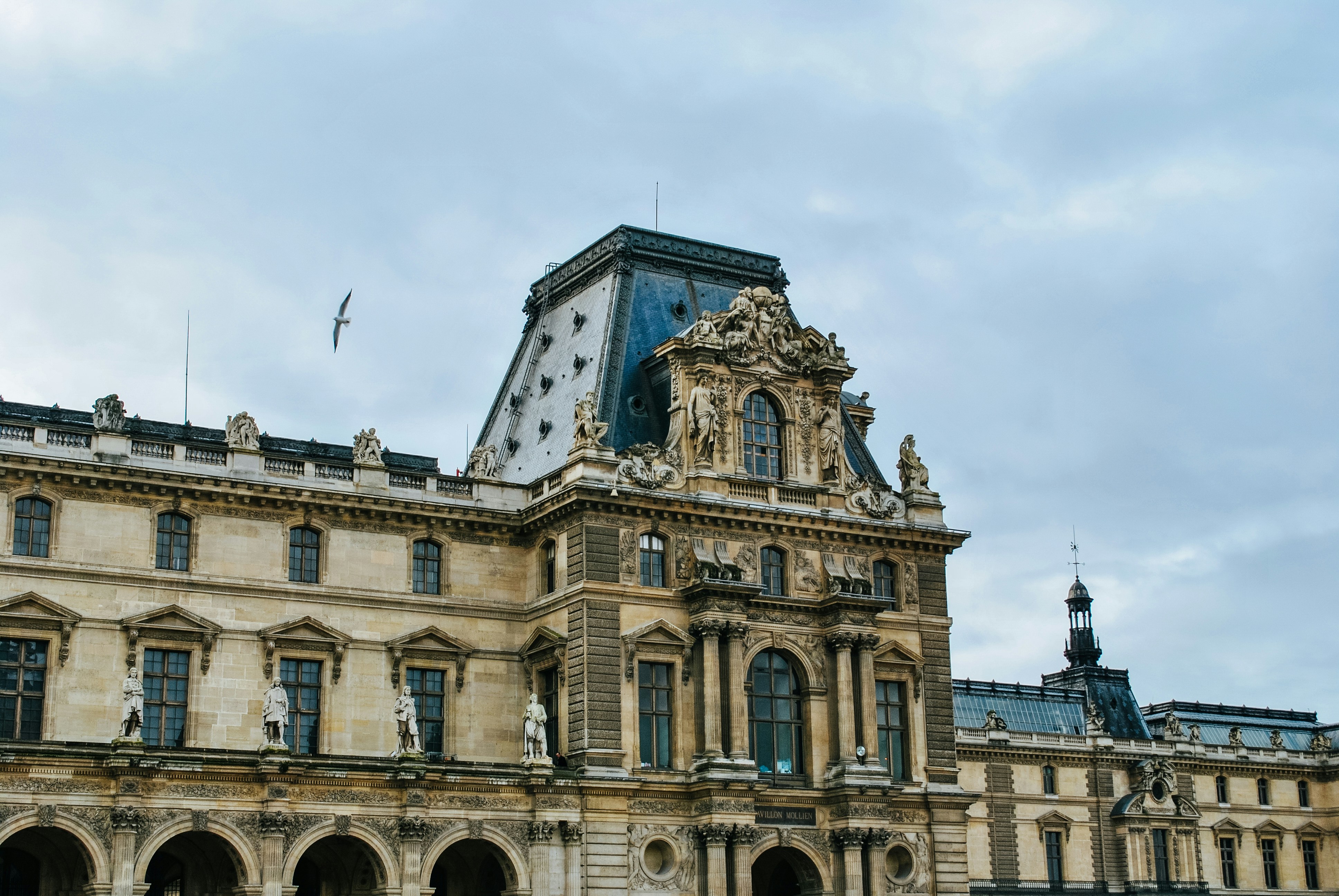 Echoes of Grandeur: The Louvre's Architectural EleganceTânia Mousinho