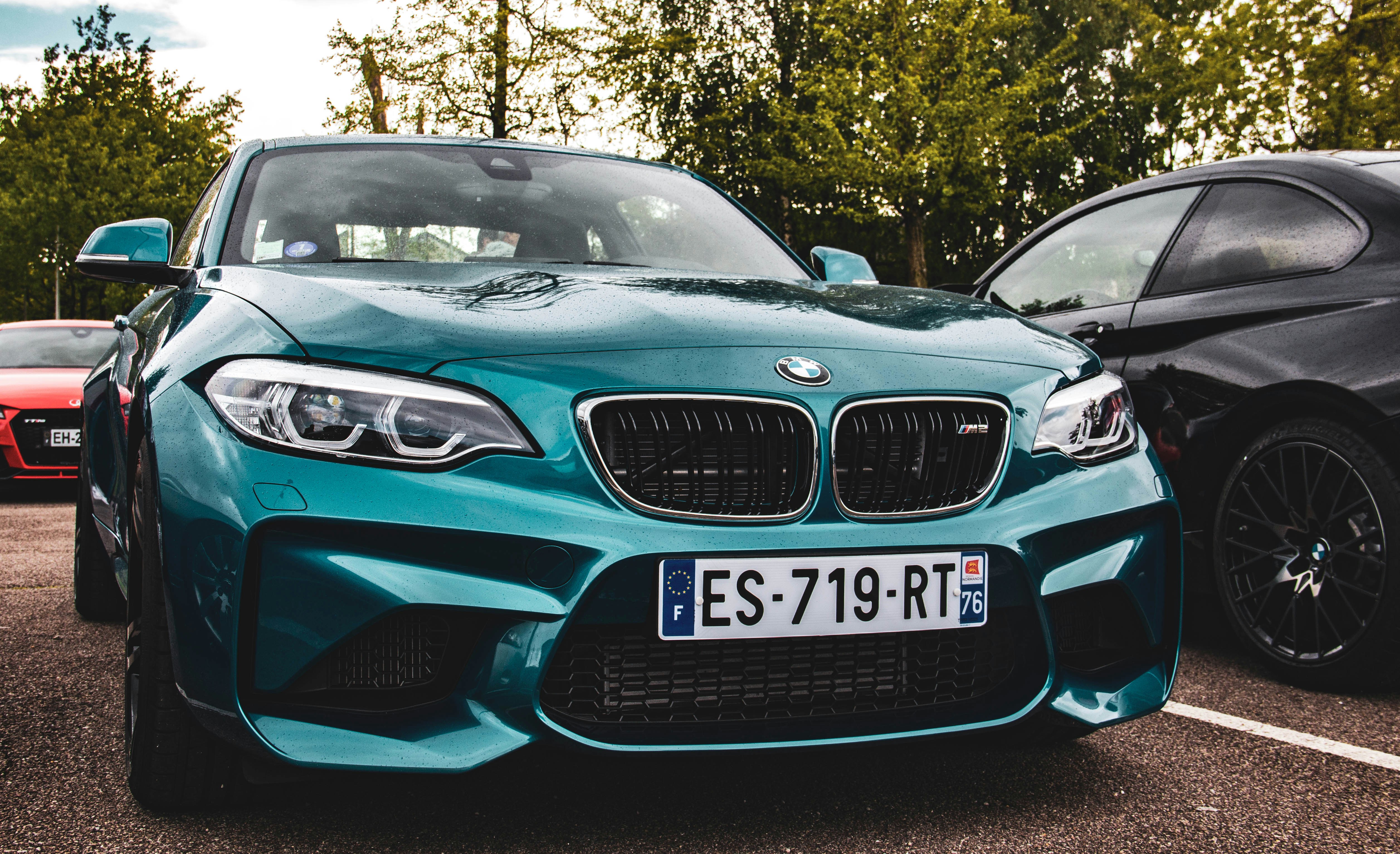 Foto Coche BMW verde azulado – Imagen Mont Saint Aignan gratis en Unsplash