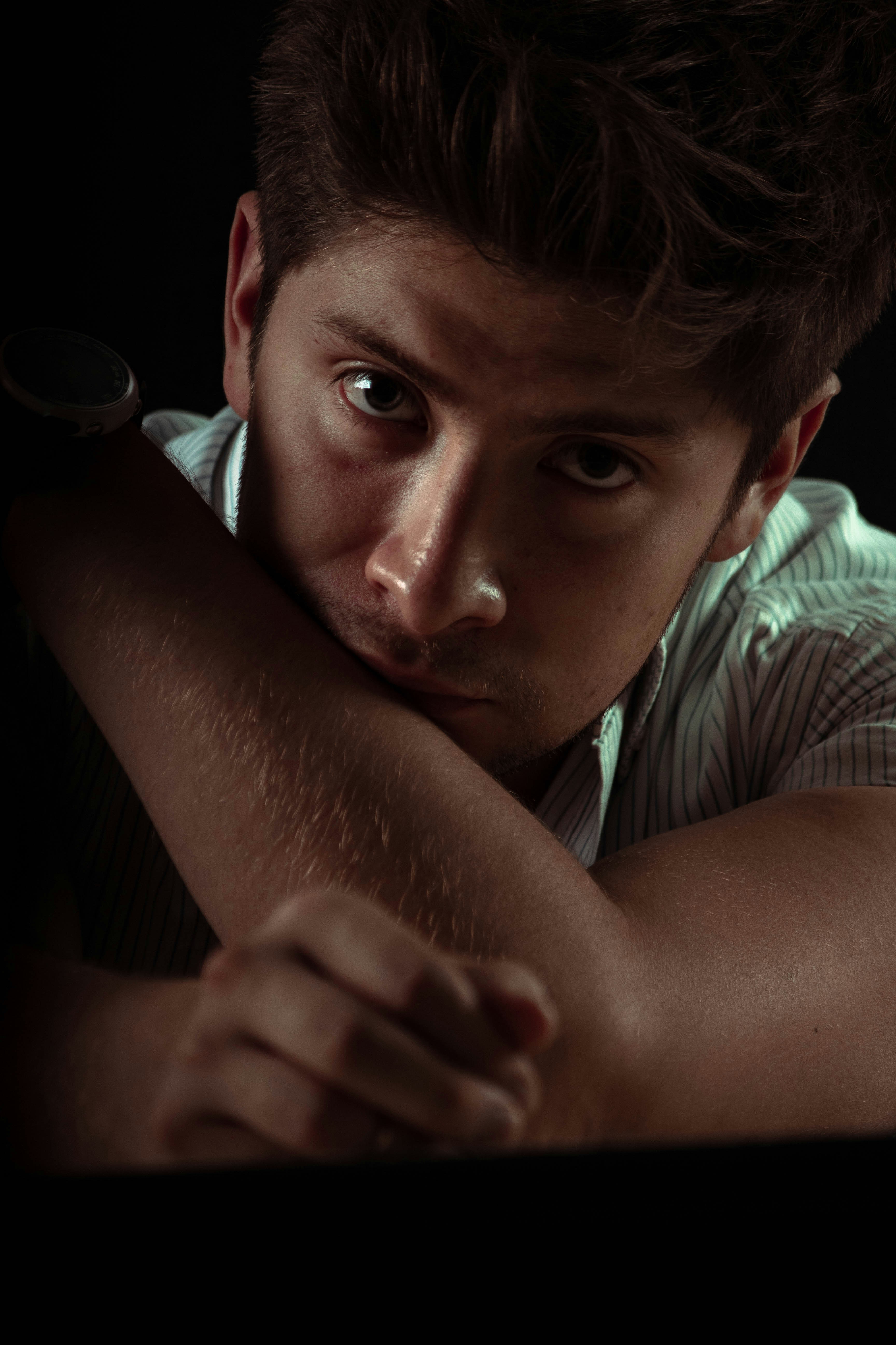 Man leaning forward photo – Free Blond Image on Unsplash