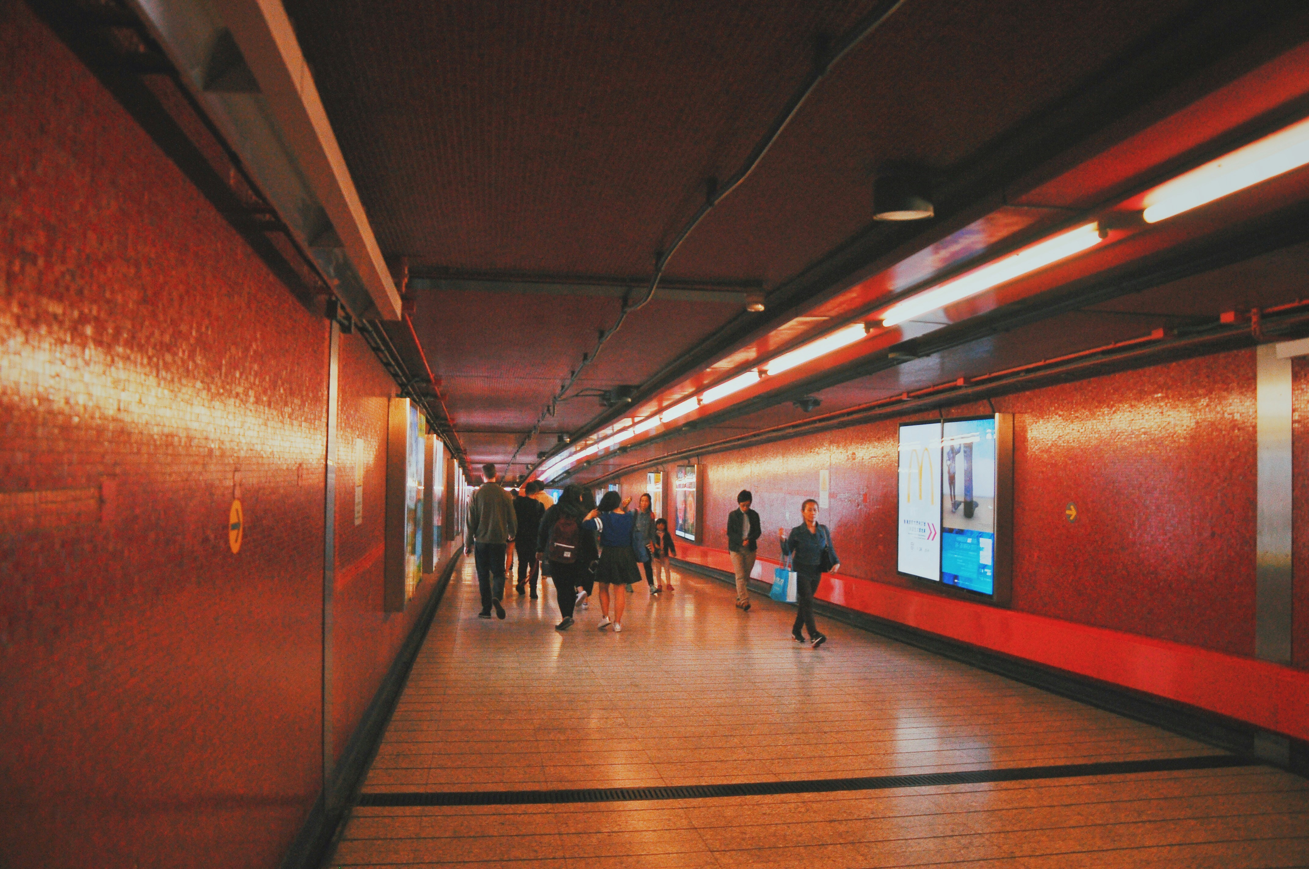 Foto Hombre caminando sobre el edificio – Imagen Humano gratis en Unsplash