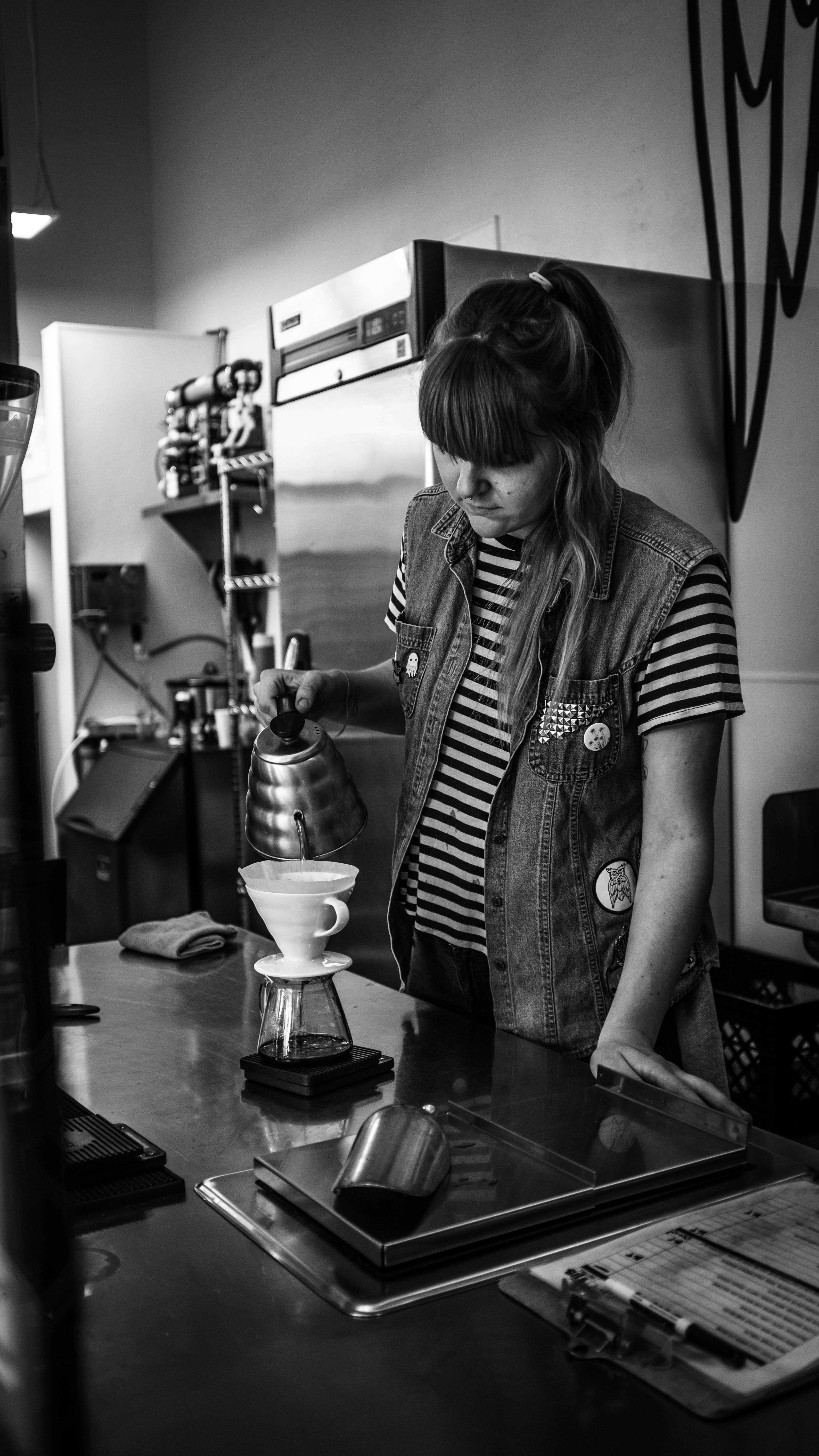 Foto Foto en escala de grises de una mujer llenando café – Imagen Gris ...