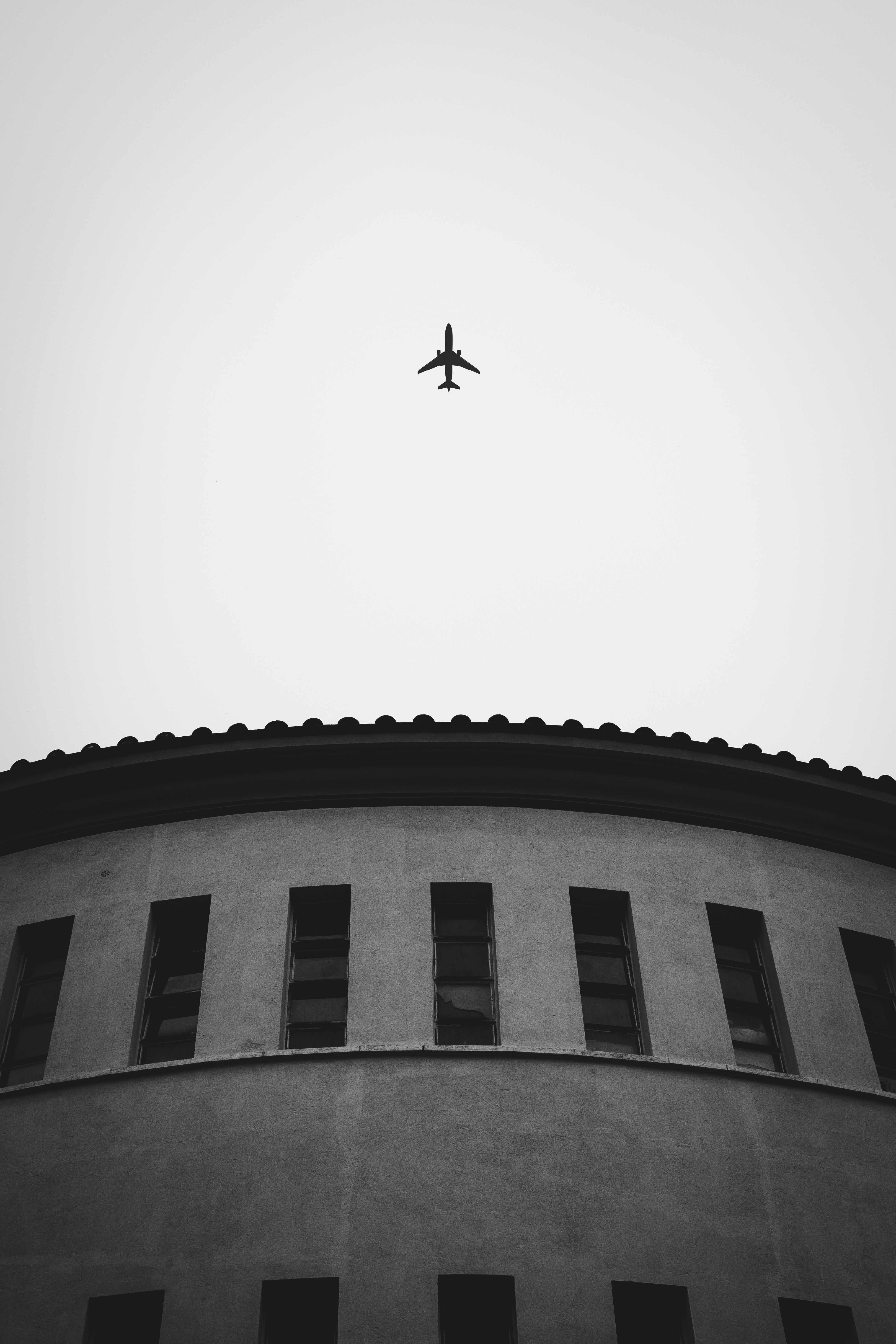 Jet Above the Rim: A Minimalist Frame of Architecture and Flight