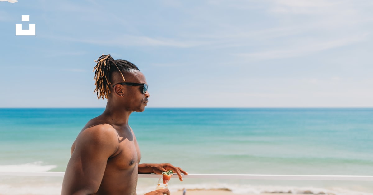 Homme Aux Seins Nus Portant Des Lunettes De Soleil Debout Près Du Bord