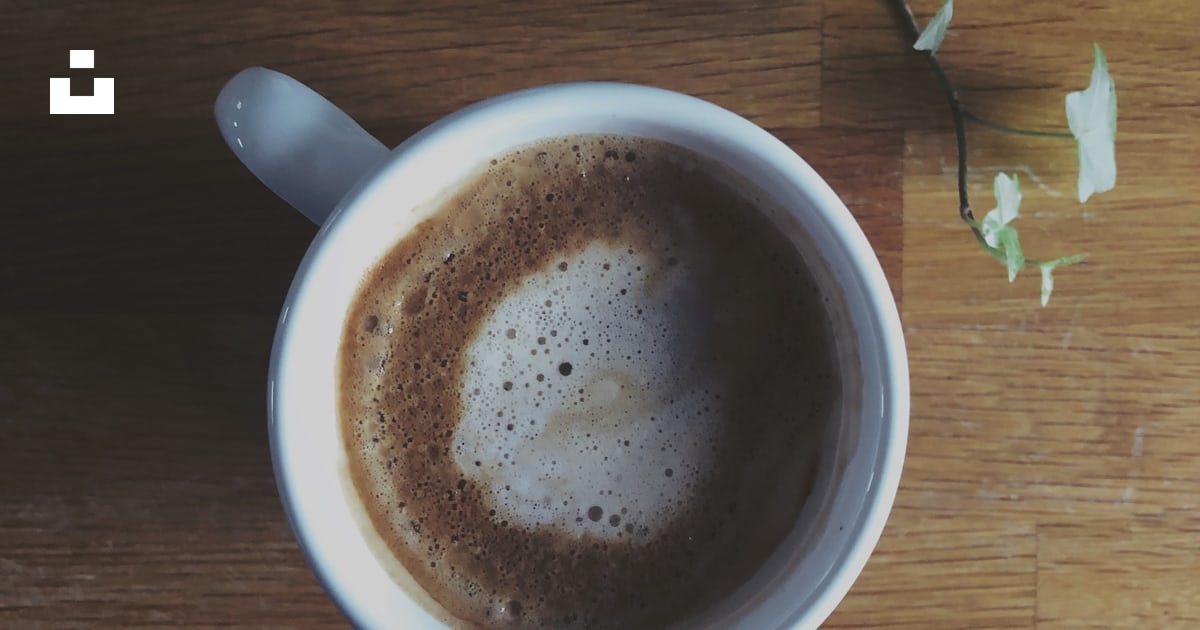 Tasse En Céramique Blanche Sur Surface Brune Photo Photo Boisson