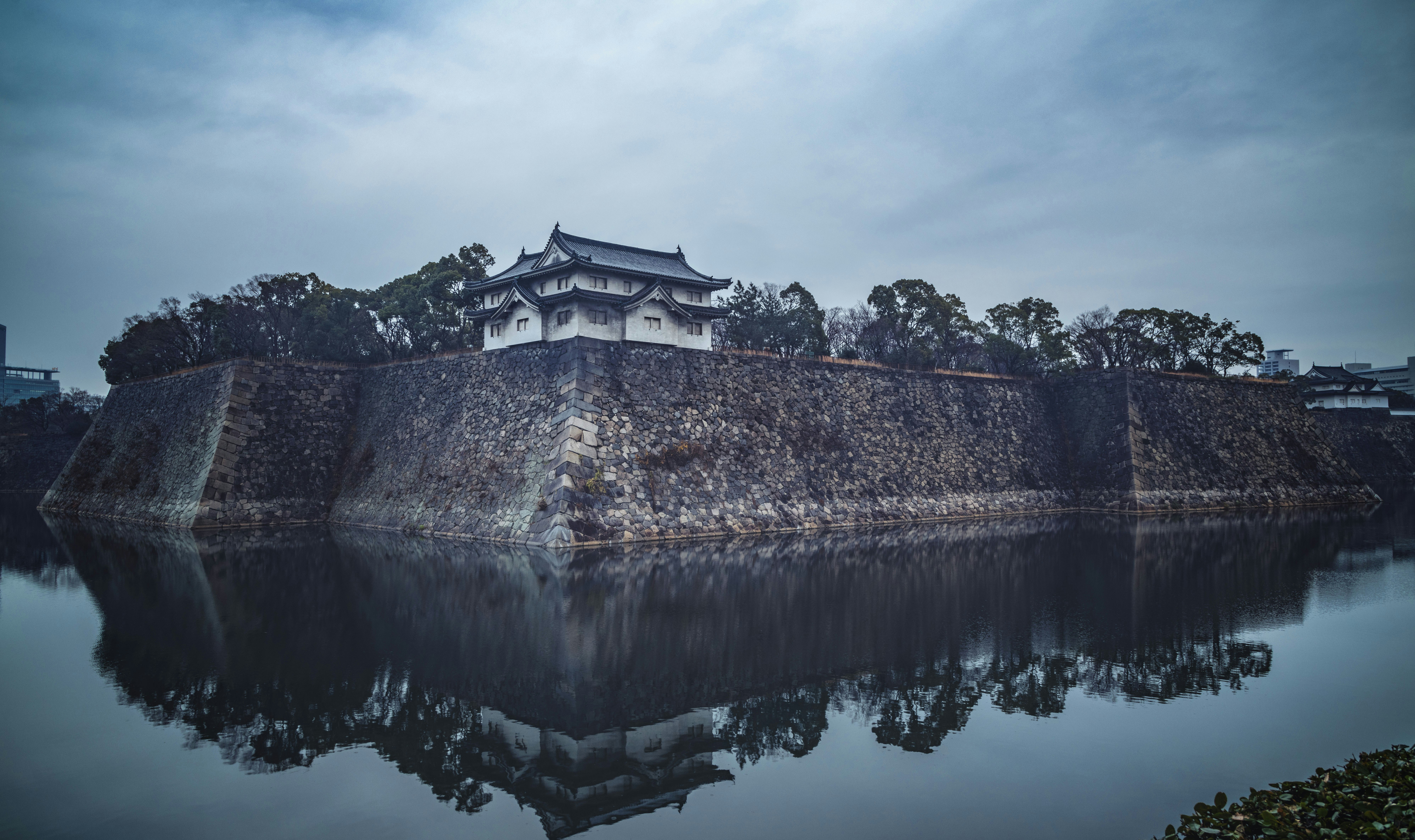 Temple facing river photo – Free Grey Image on Unsplash