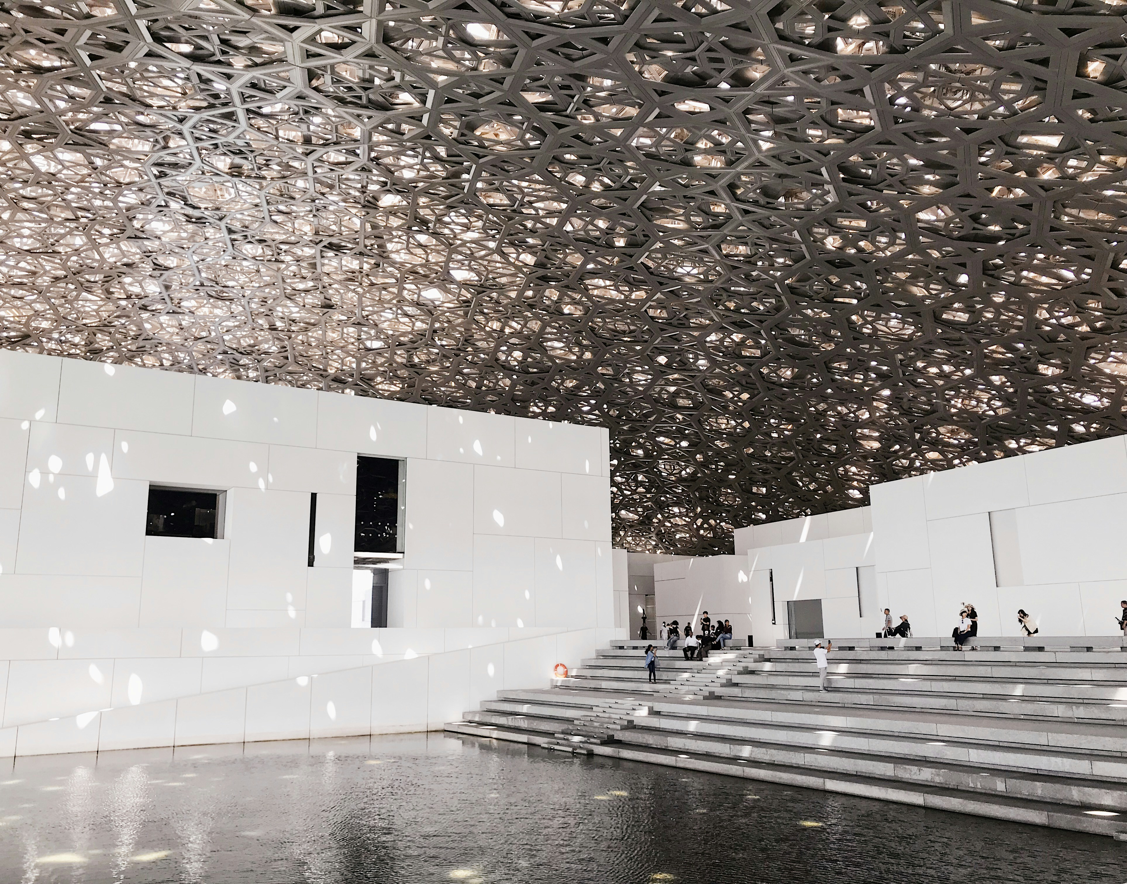 Foto Gente sentada junto a las gradas – Imagen Gris gratis en Unsplash