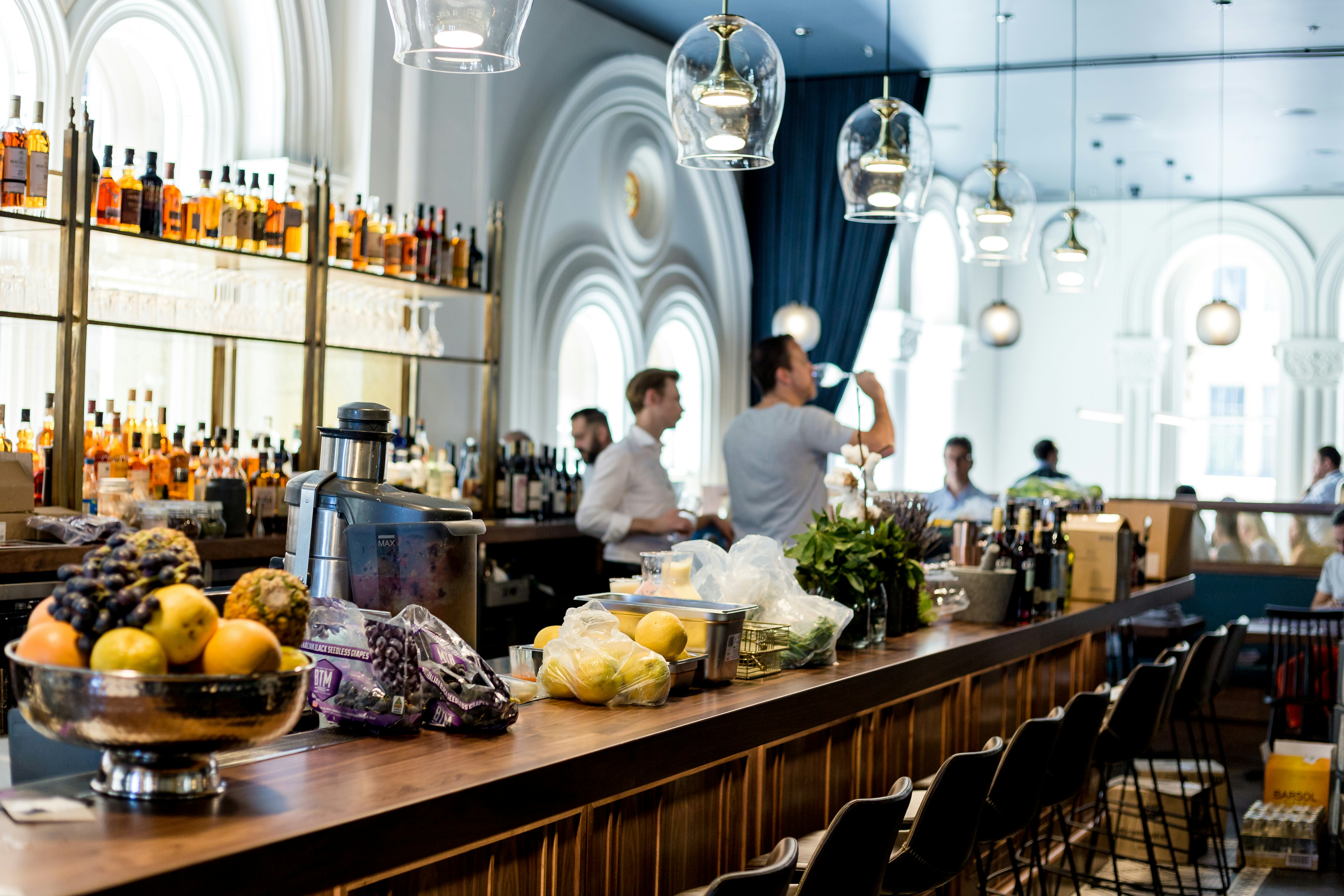 Frutas dentro de cuenco de patas grises sobre mostrador marrón foto ...
