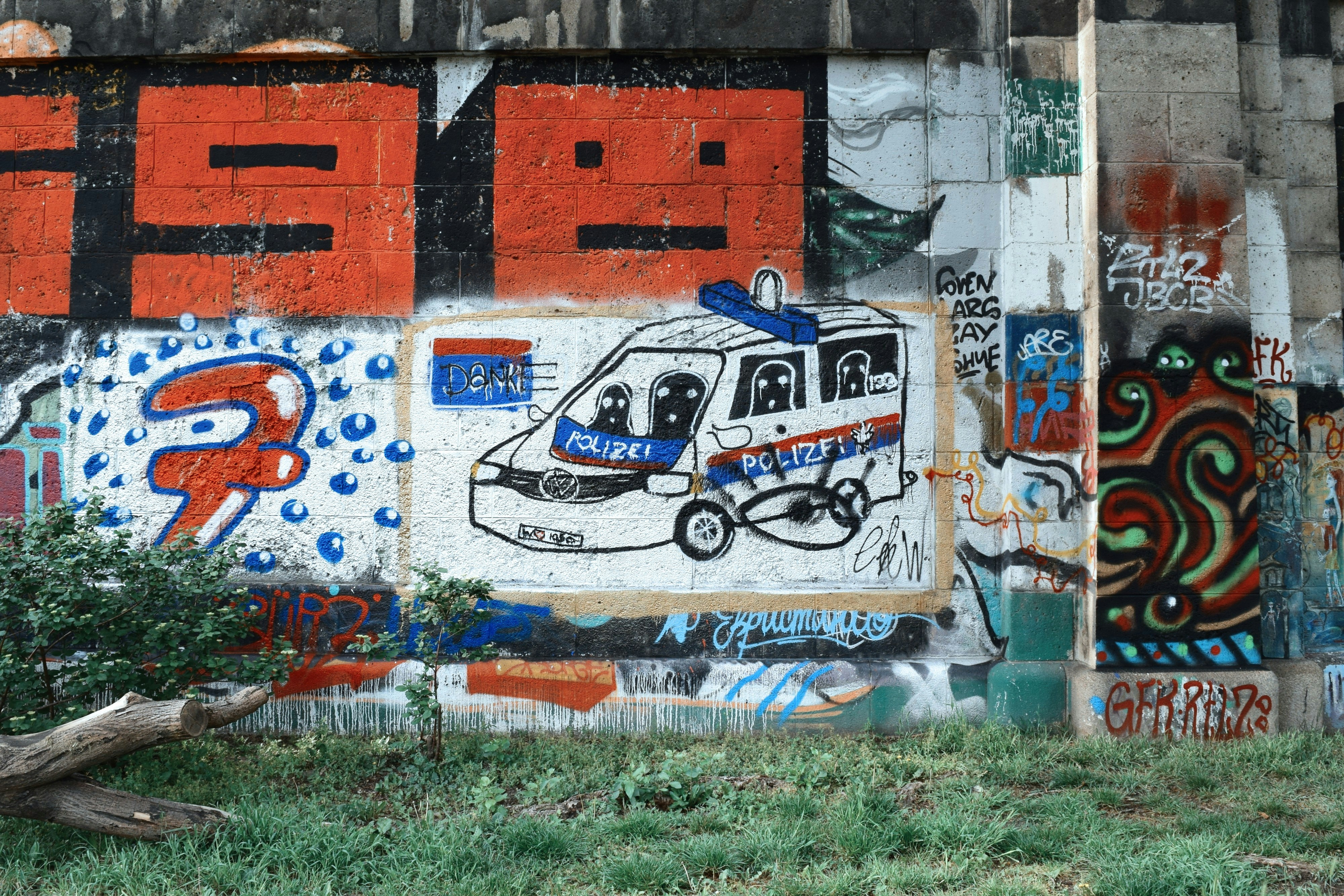Polizei Van Graffiti: A Cartoon Patrol on a Colorful Concrete Wall