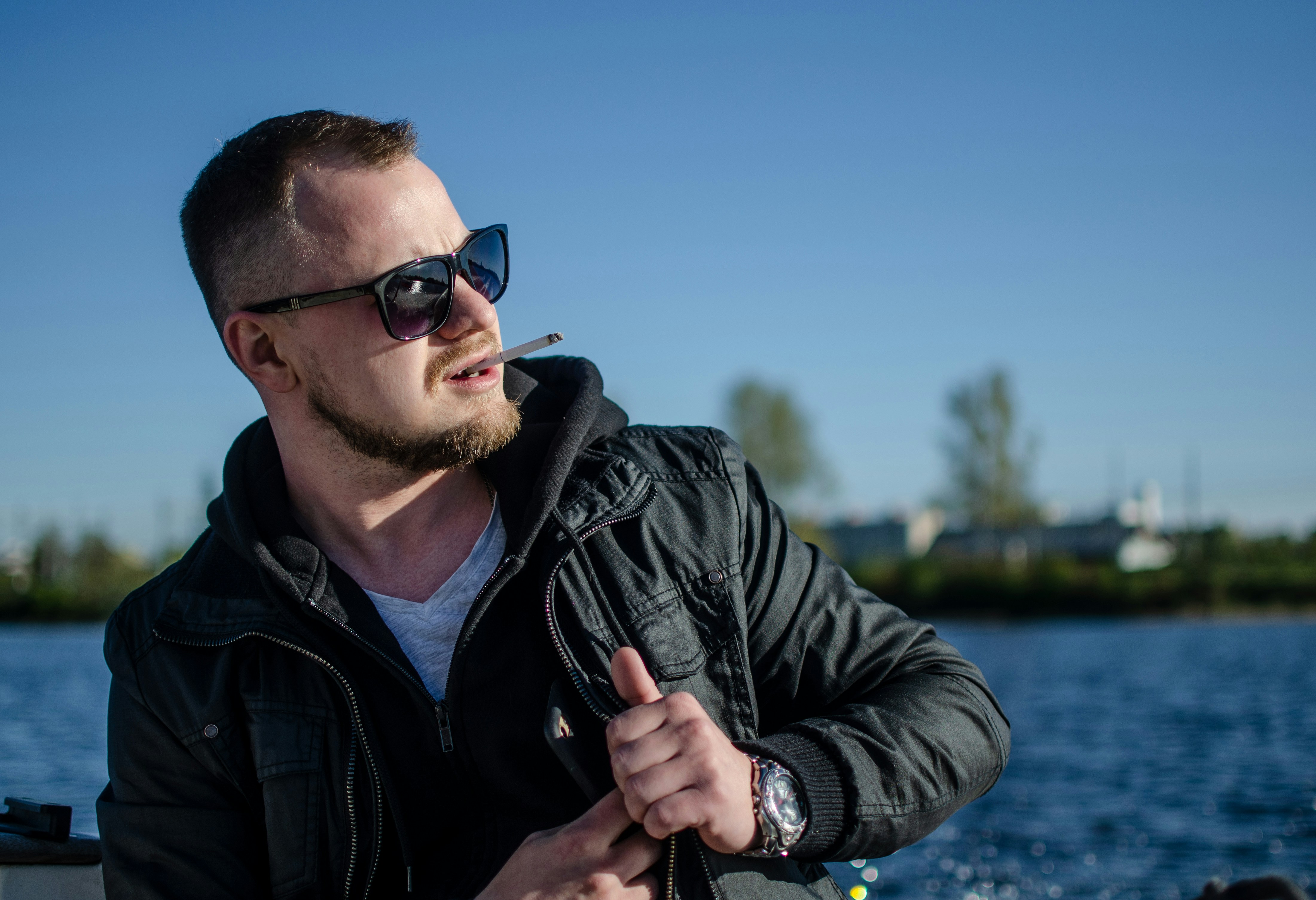Hombre fumando en la playa foto – Imagen de Atavío gratuita en Unsplash