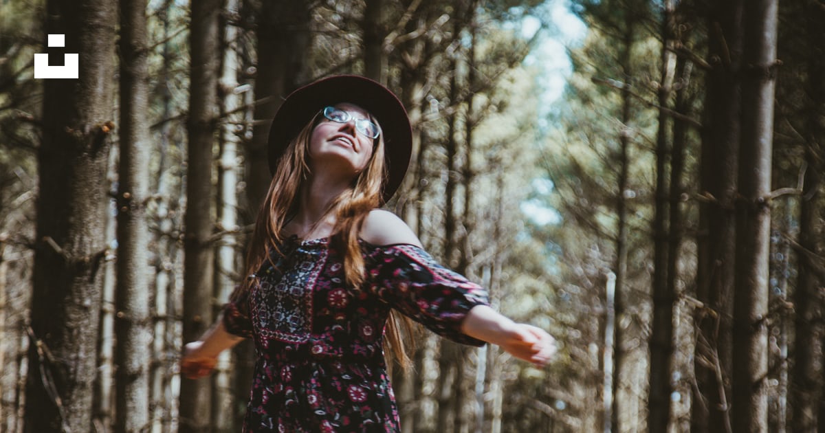 Foto Mujer en vestido floral multicolor de pie en el bosque – Imagen ... Foto Mujer en vestido floral multicolor de pie en el bosque – Imagen ...