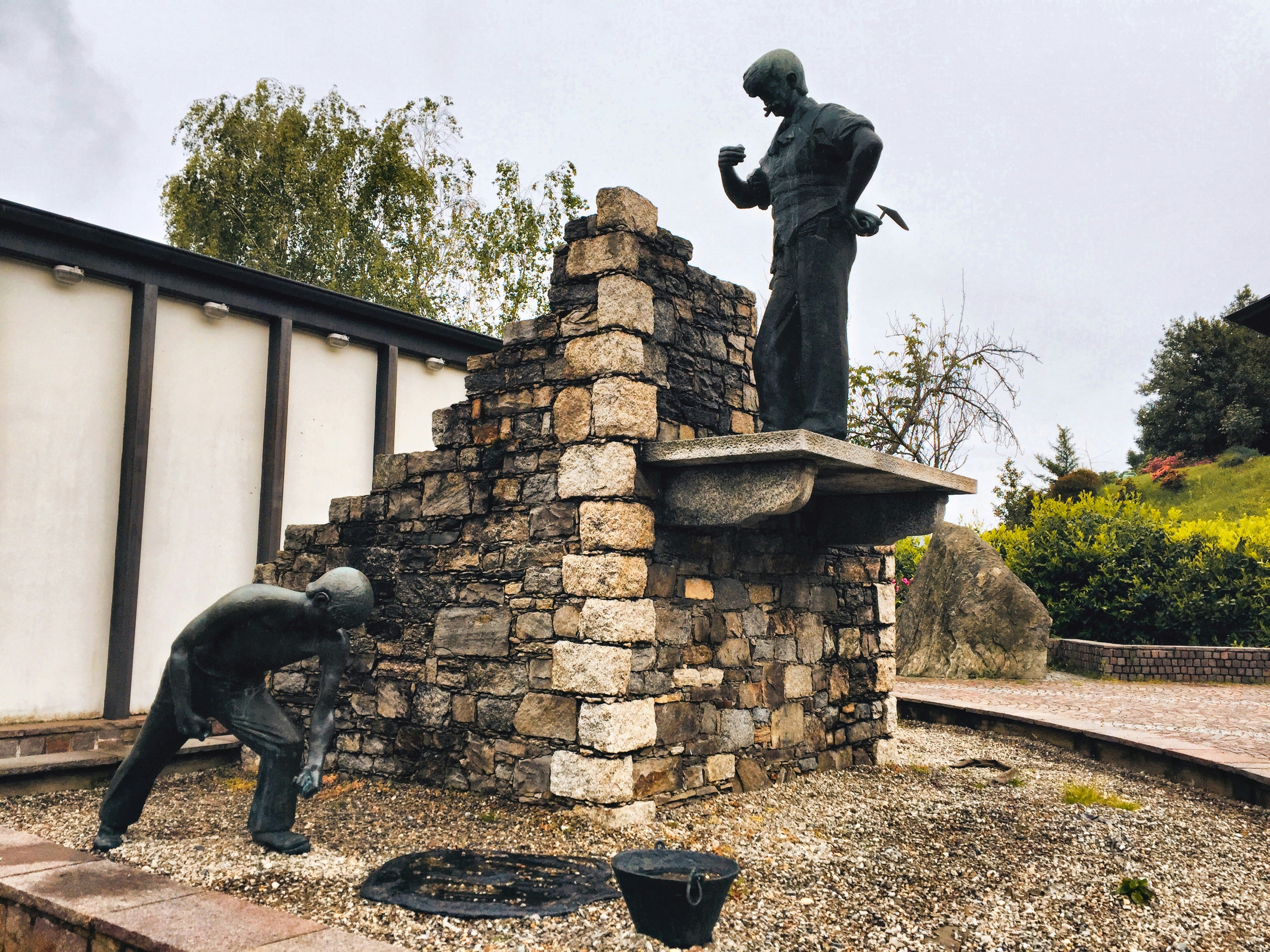 Stone Monument with Spacer Sculptures: A Contrasting Tribute