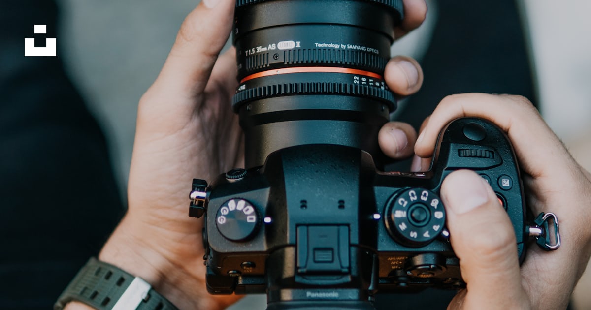 검은색 Dslr 카메라를 들고 있는 사람 사진 Unsplash의 무료 사진기 이미지