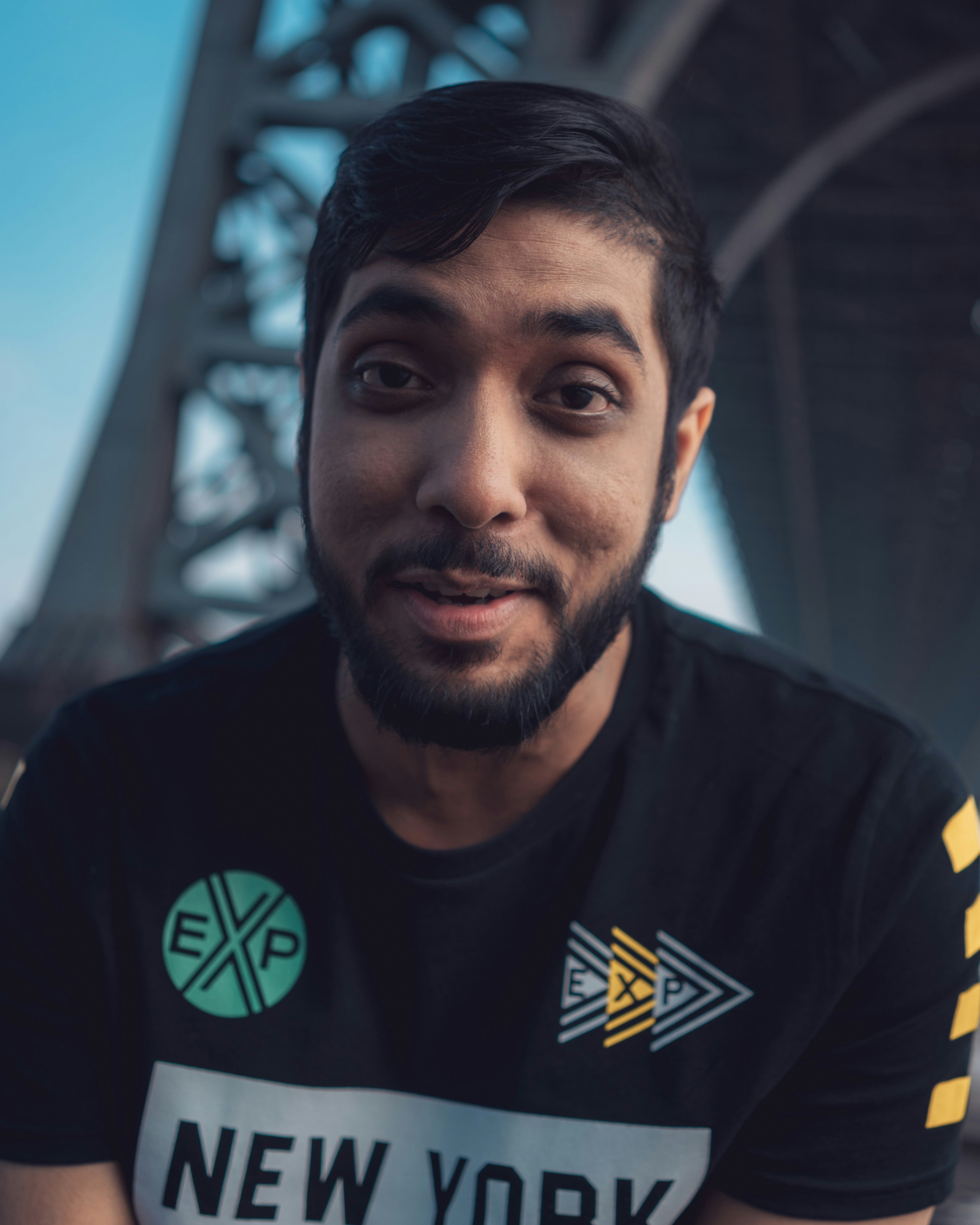 Personne inconnue prenant un selfie à l’extérieur photo – Photo New ...