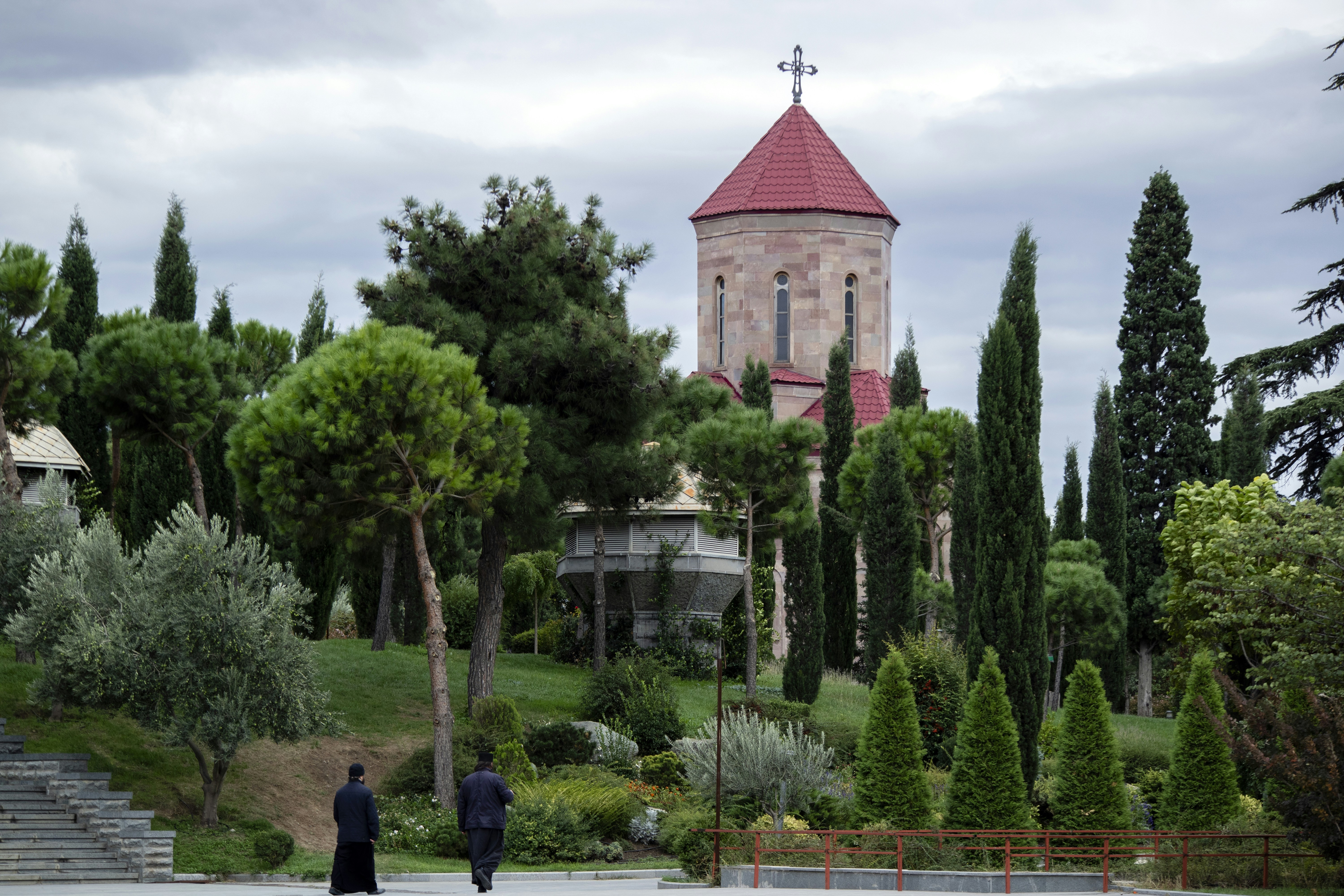 Serene Path to the Red-Tiled Dome