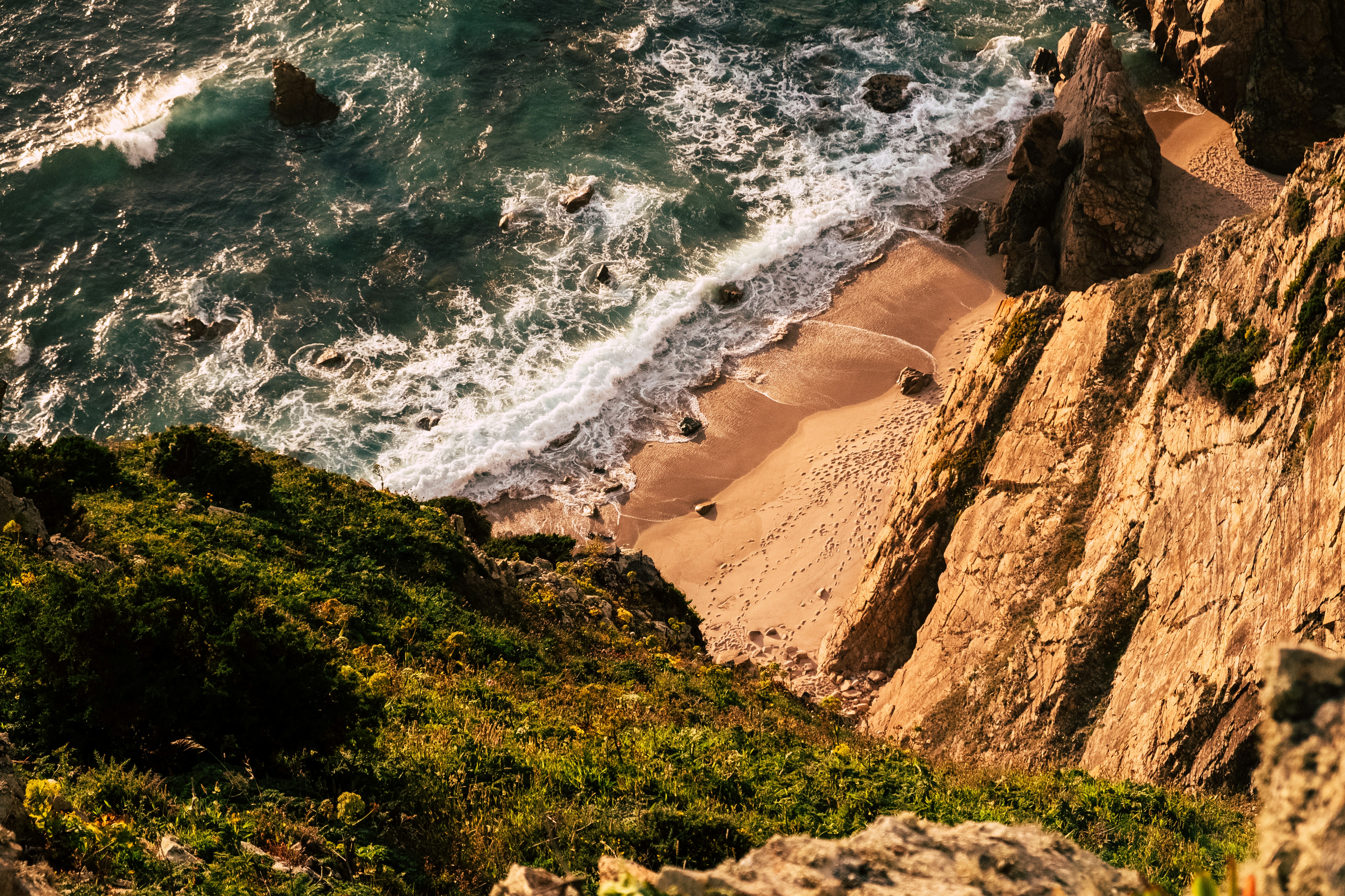 Green grass cliff above body of water photo – Free Nature Image on Unsplash