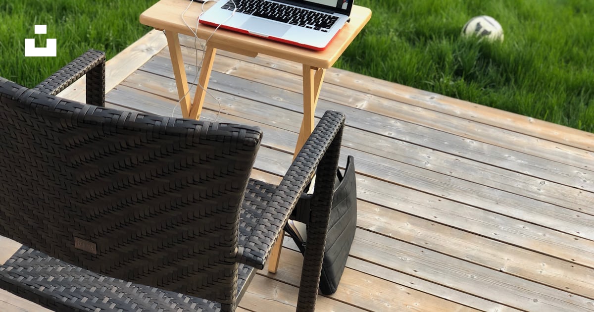 Macbook Pro가 켜진 갈색 접이식 테이블 근처의 검은색 고리 버들 의자 사진 Unsplash의 무료 컴퓨터 이미지
