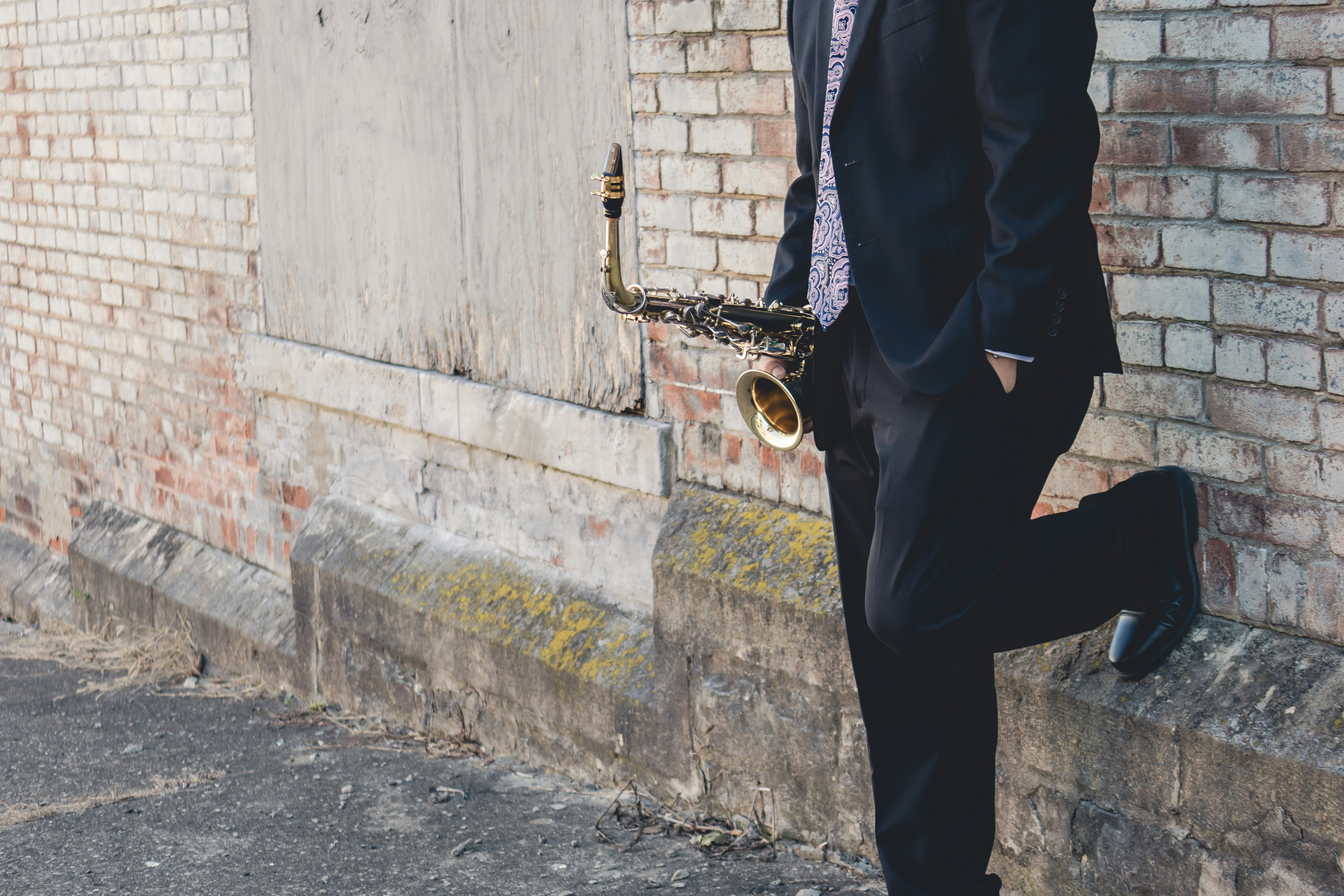 Man leaning on bricked wall photo – Free Portrait Image on Unsplash