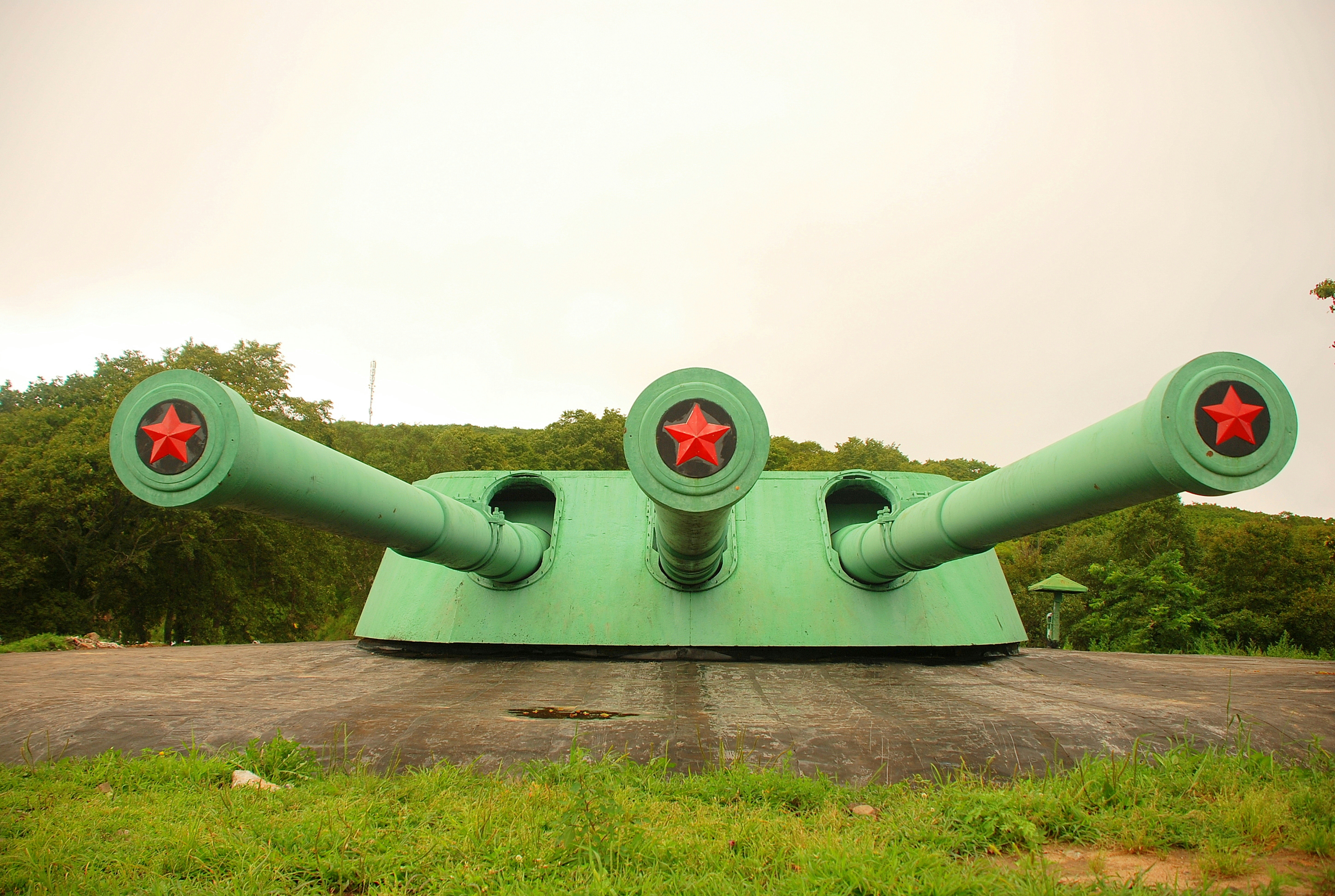 Green and red battle tank near trees photo – Free Russia Image on Unsplash