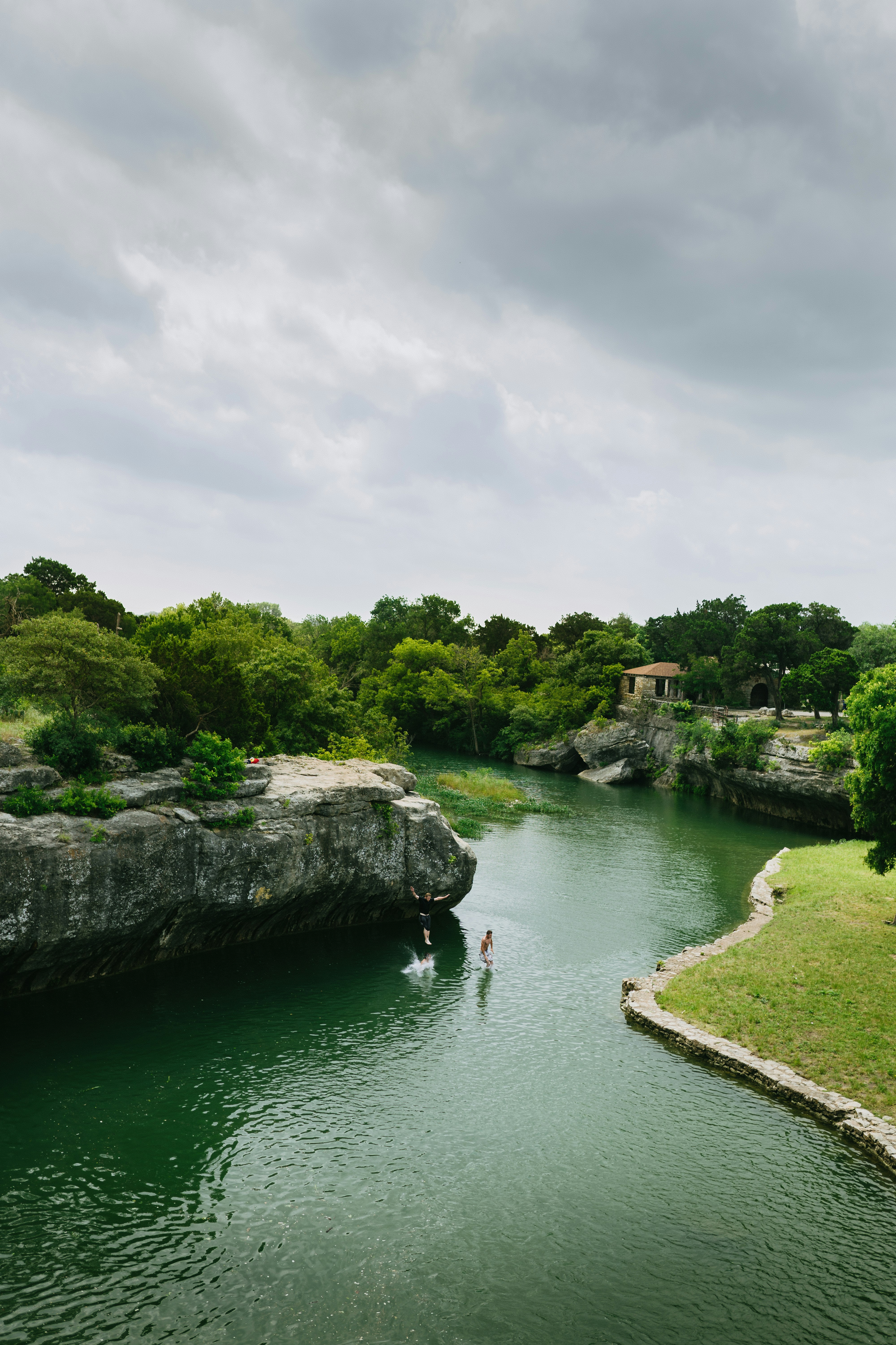 Foto Persona en el lago que muestra el campo y los árboles altos bajo ...