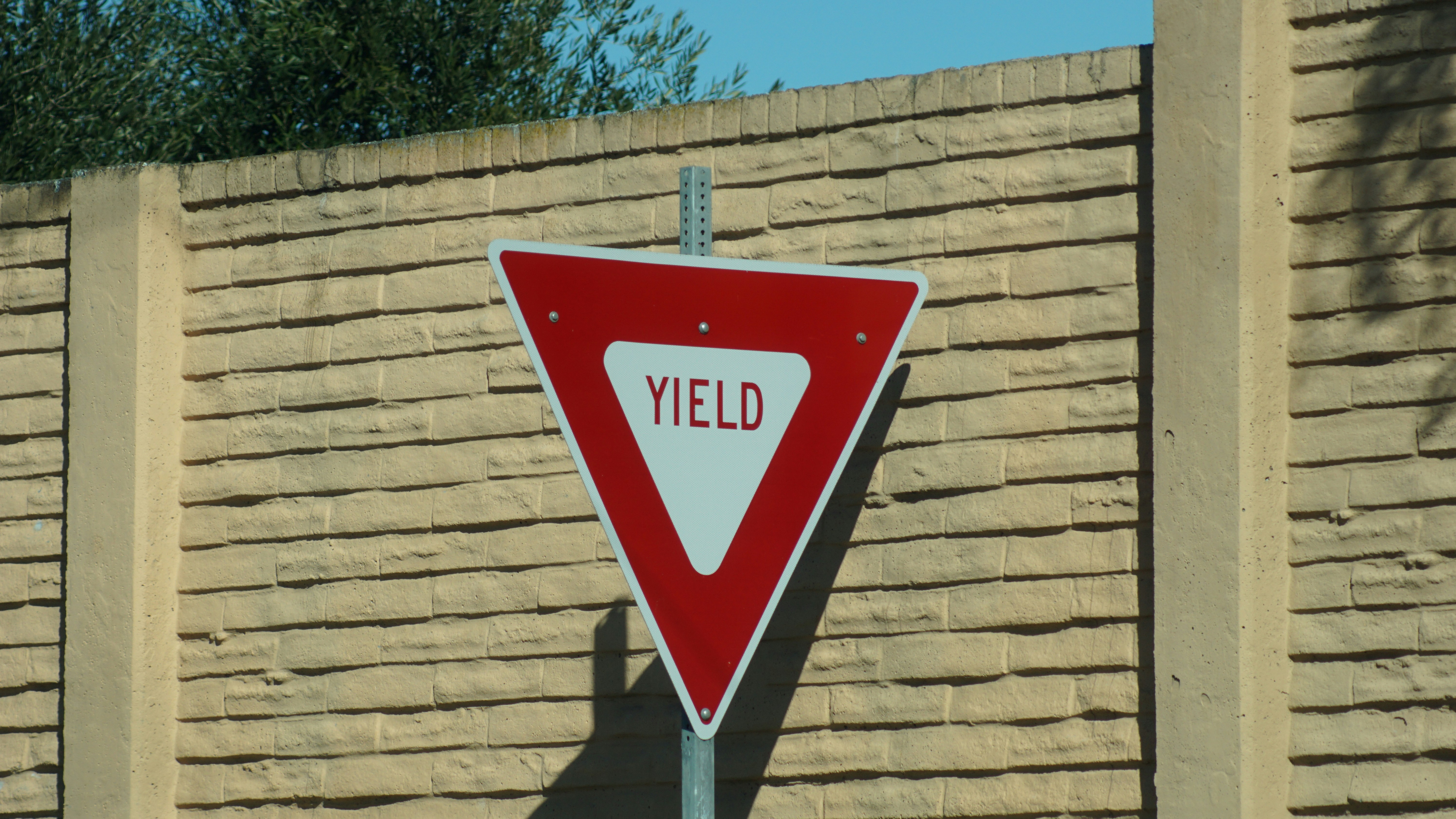 Yield Sign Pictures | Download Free Images on Unsplash