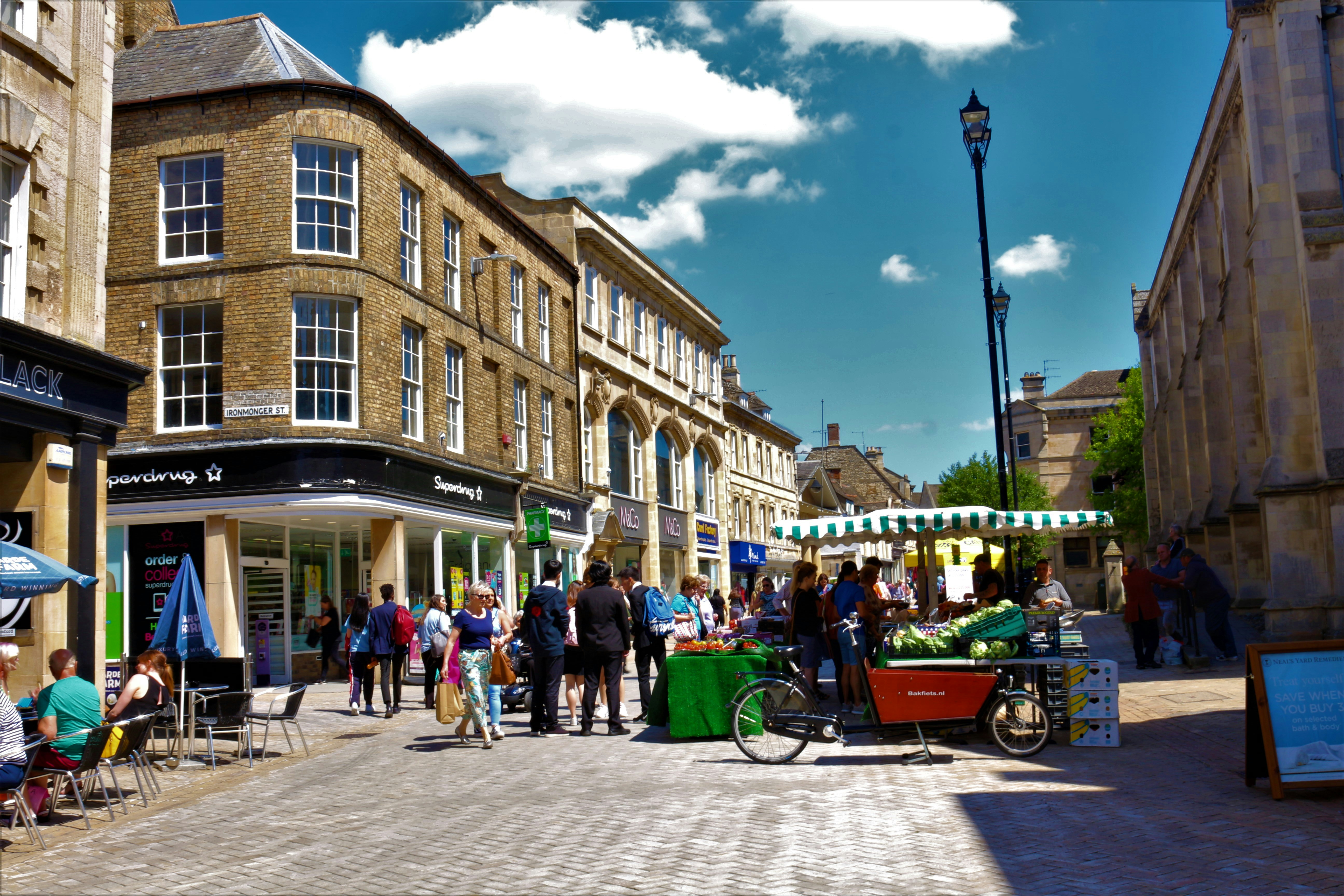 People walking near building photo – Free Downtown Image on Unsplash