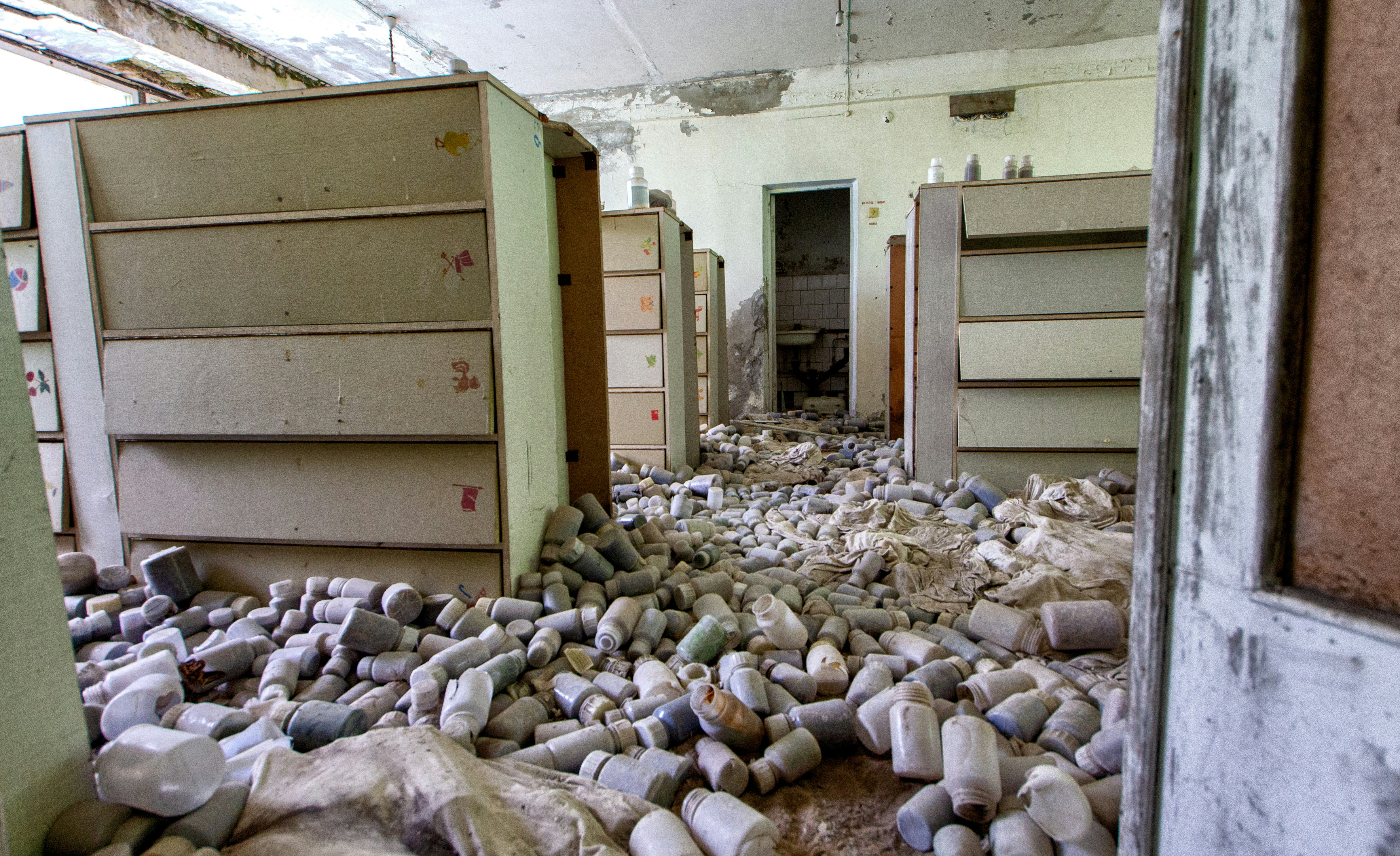 Lote de botellas de colores variados en la superficie foto – Imagen de ...