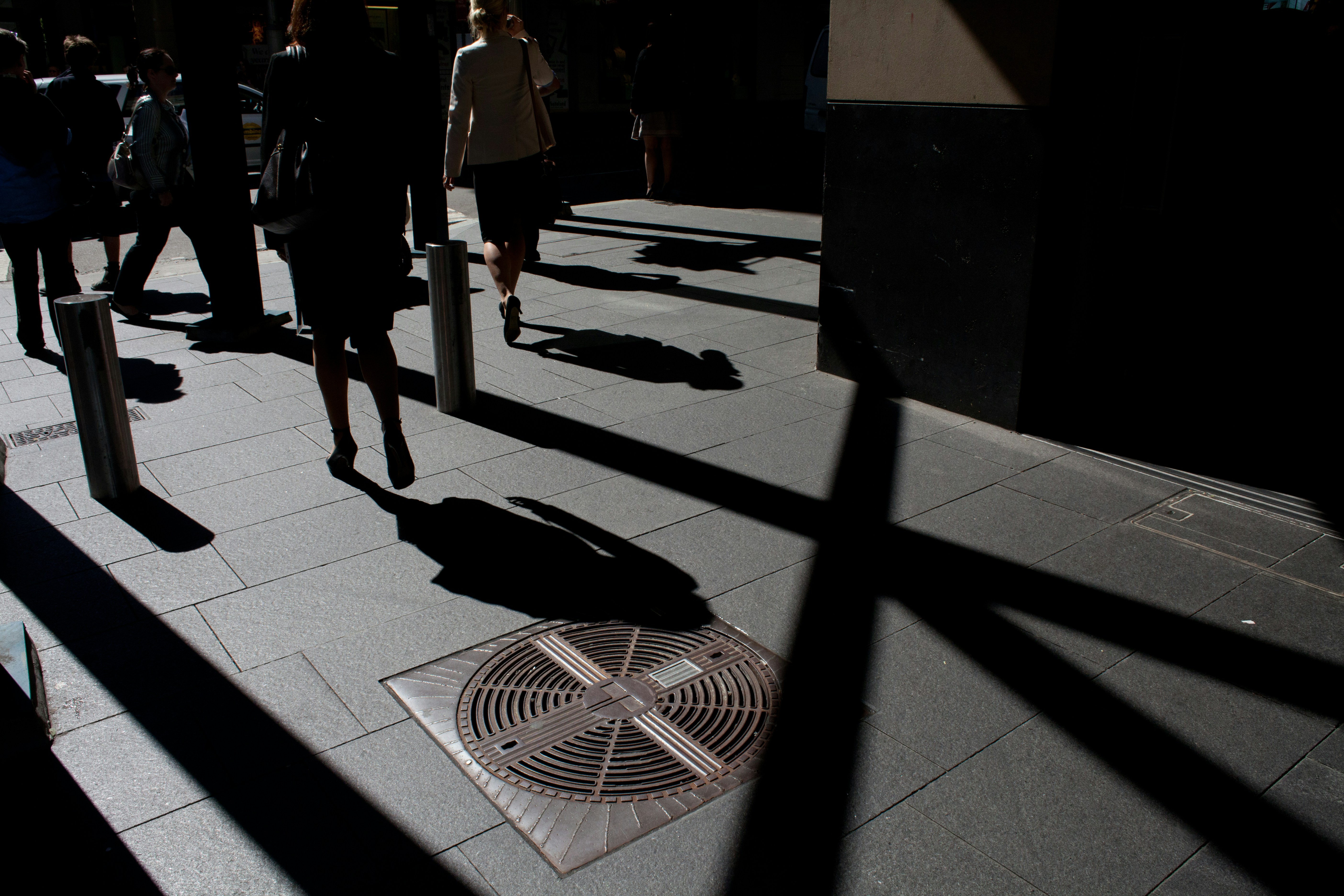 Un groupe de personnes marchant sur un trottoir photo – Photo Grigio ...