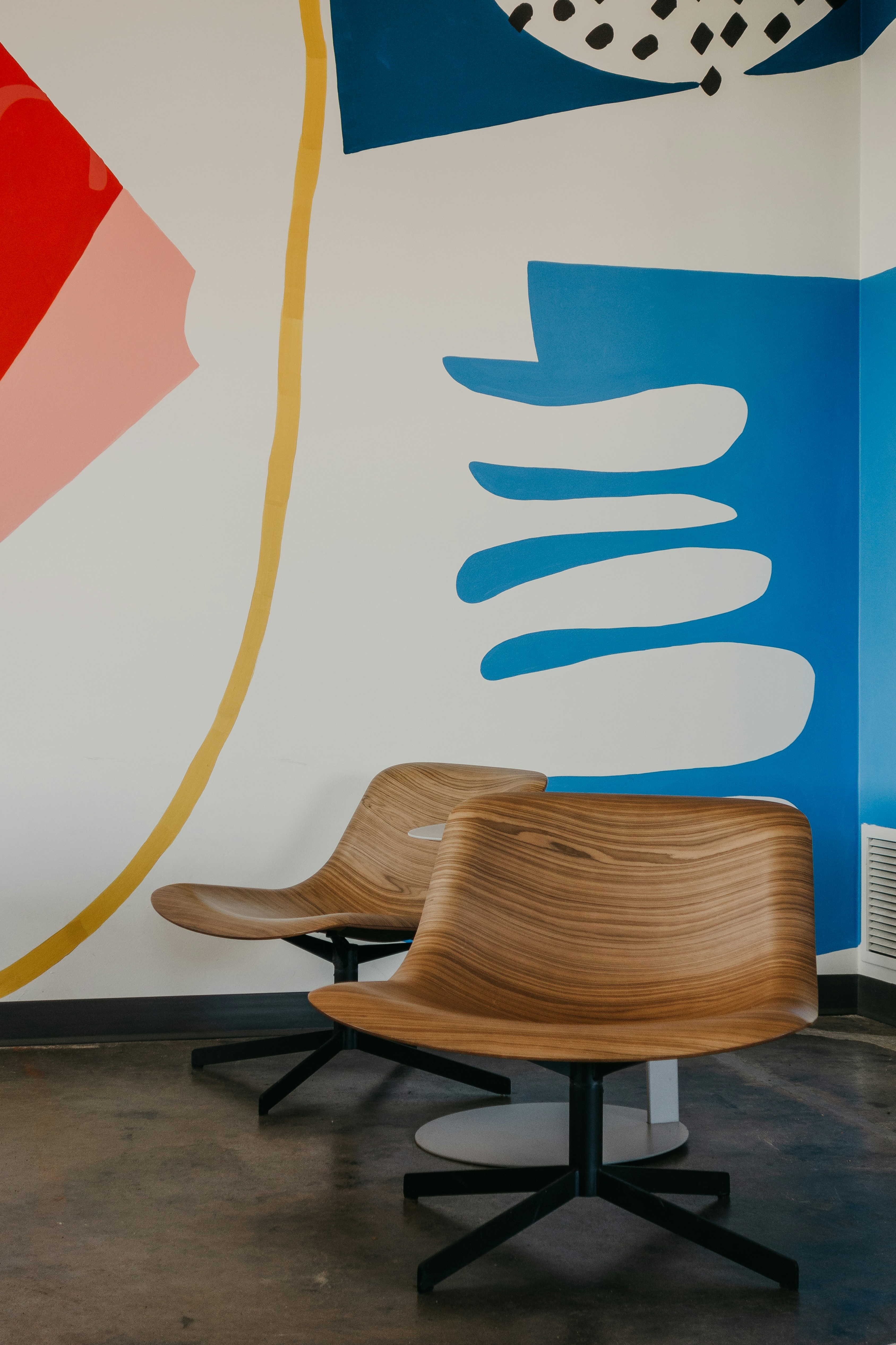 Two brown wooden swivel chairs photo – Free Wood Image on Unsplash