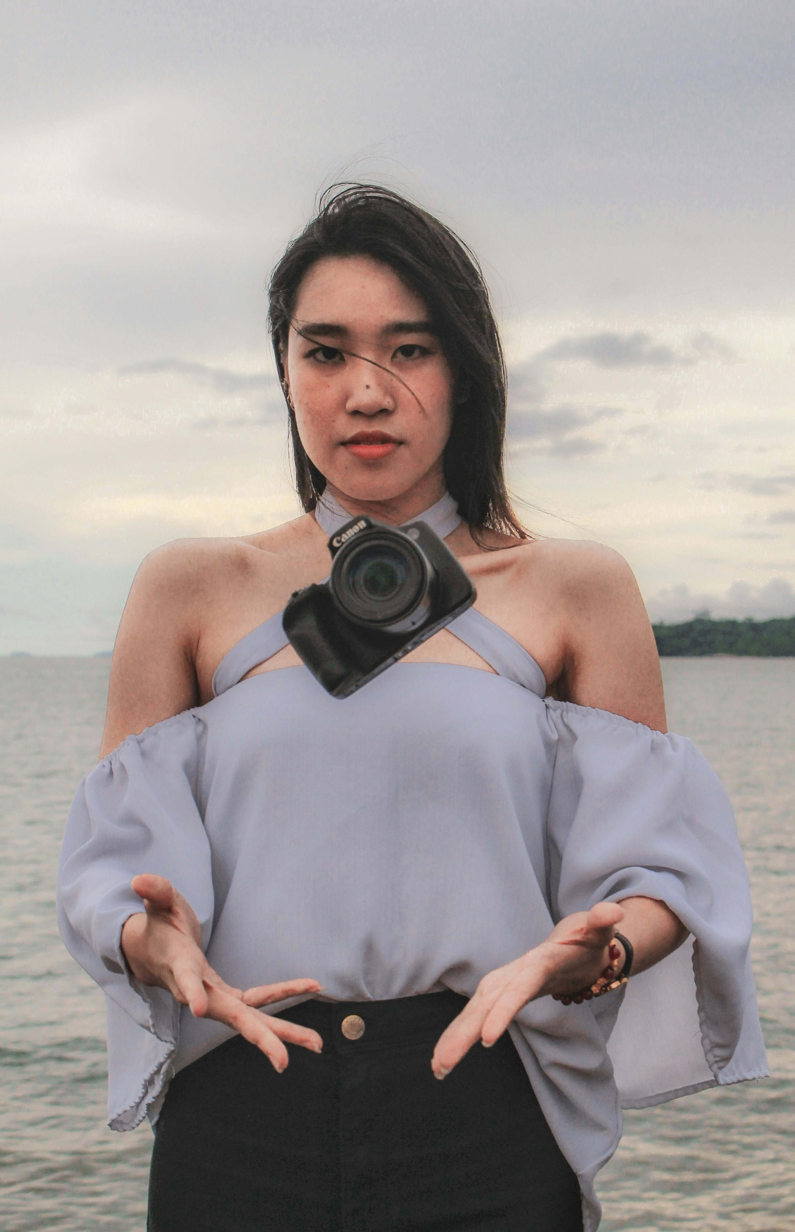 Mujer cerca del mar foto – Imagen de Gris gratuita en Unsplash