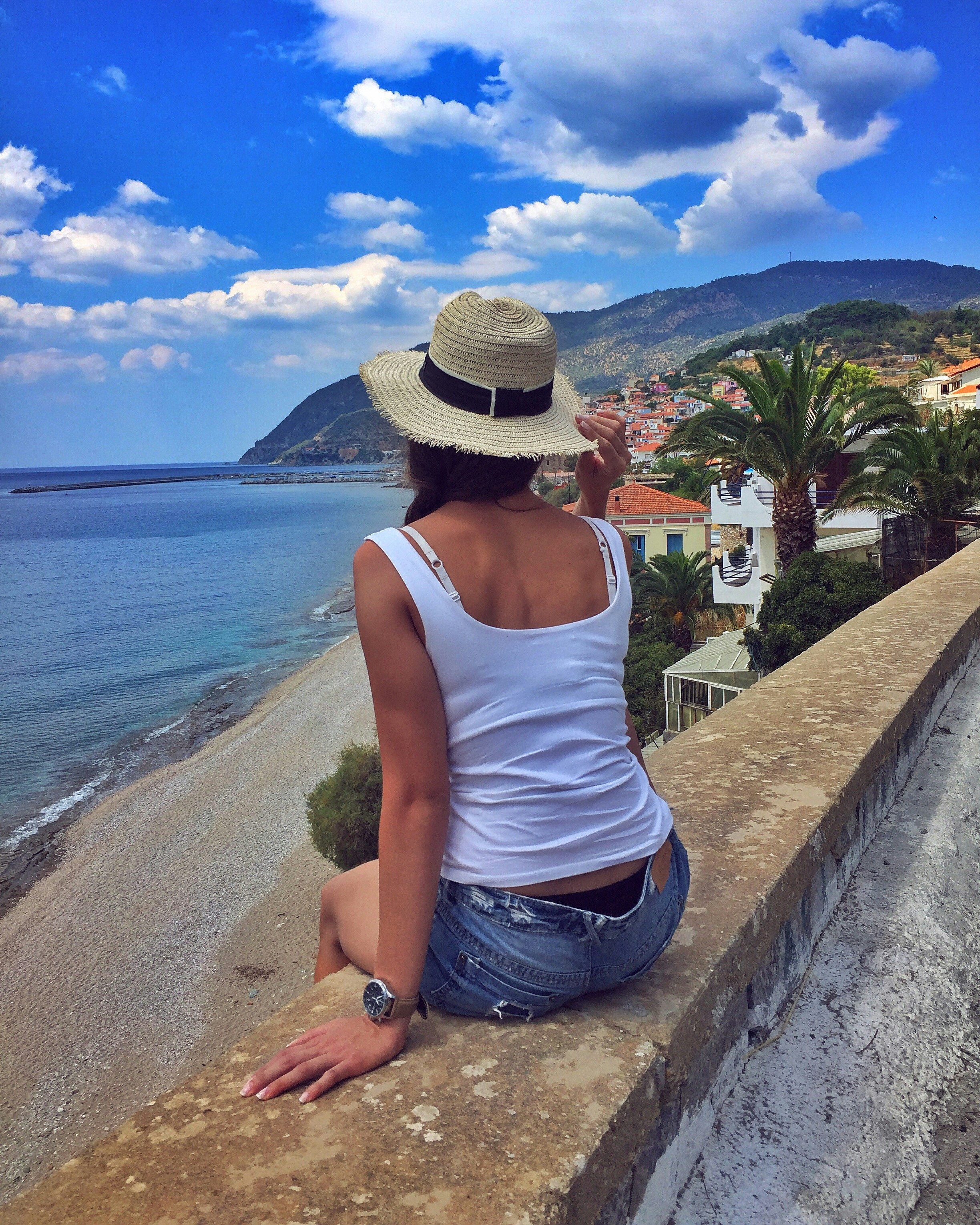 Seaside Pause: Sunhat, Sea, and a Quiet Clifftop View