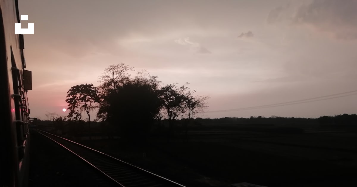Un treno che viaggia lungo i binari del treno vicino a una foresta foto ... Un treno che viaggia lungo i binari del treno vicino a una foresta foto ...