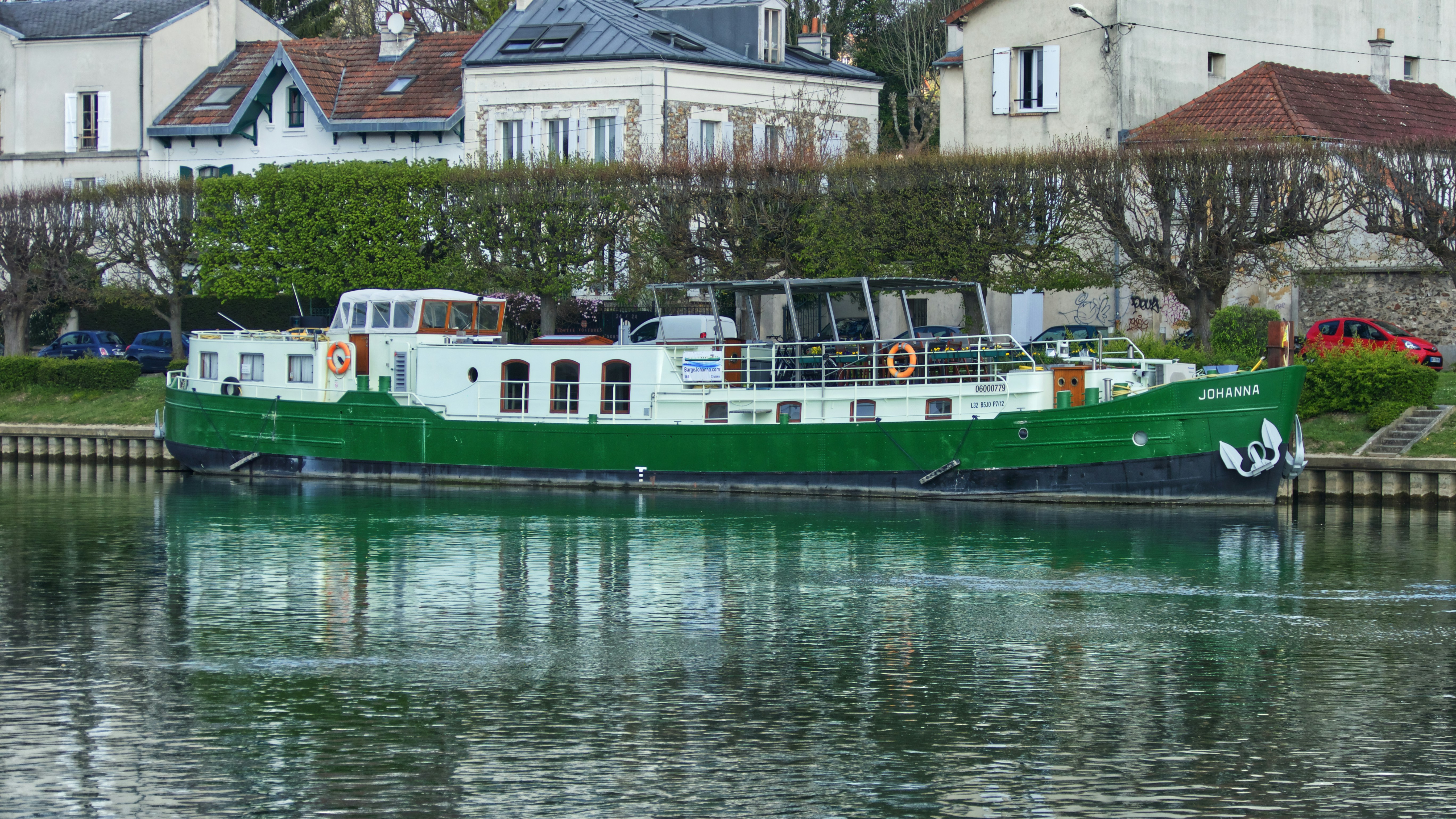 Péniche sur la Marne, le tourisme fluvial est de retour. | white vessels on body of water