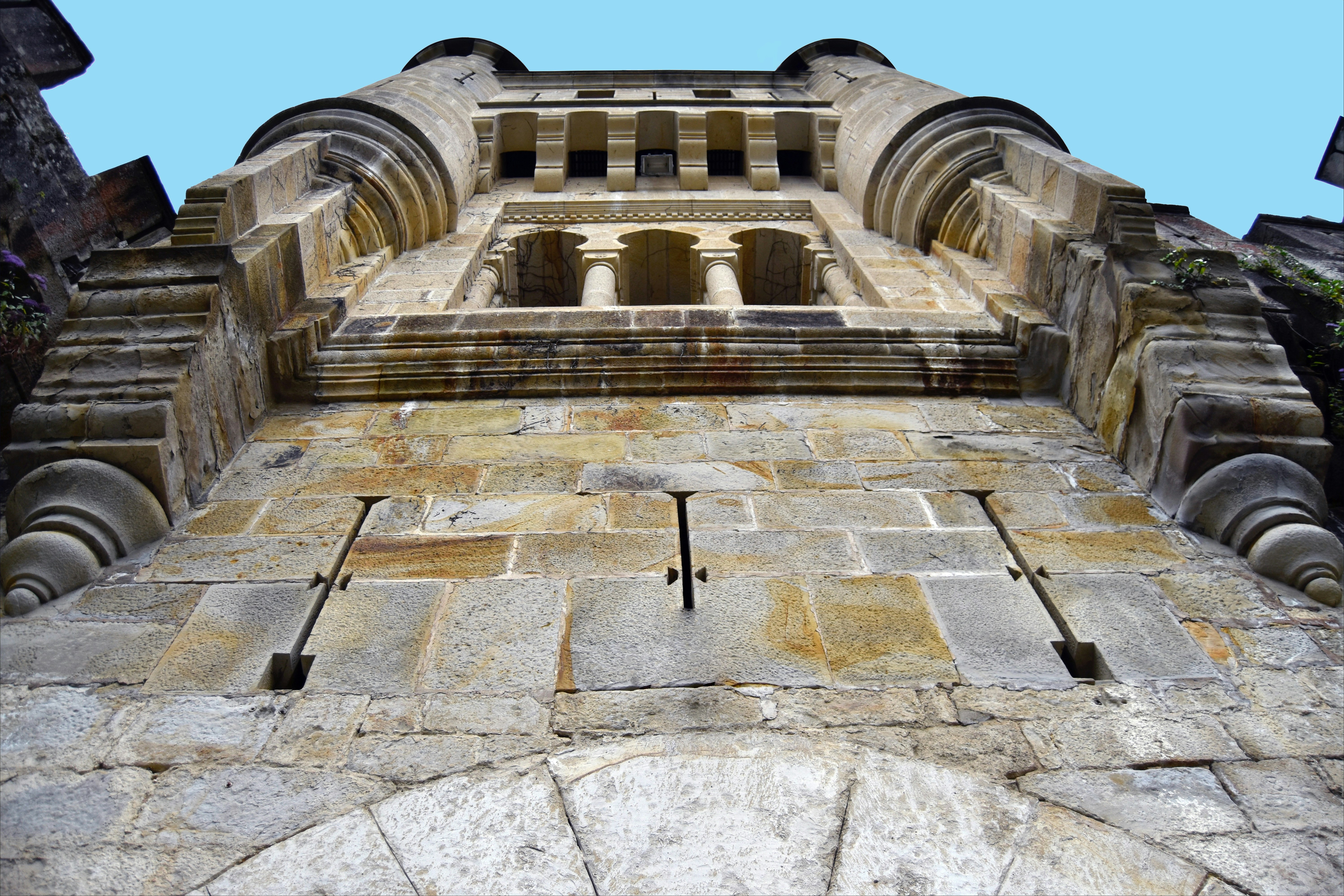 Foto Foto de ángulo bajo del castillo gris – Imagen Losa gratis en Unsplash