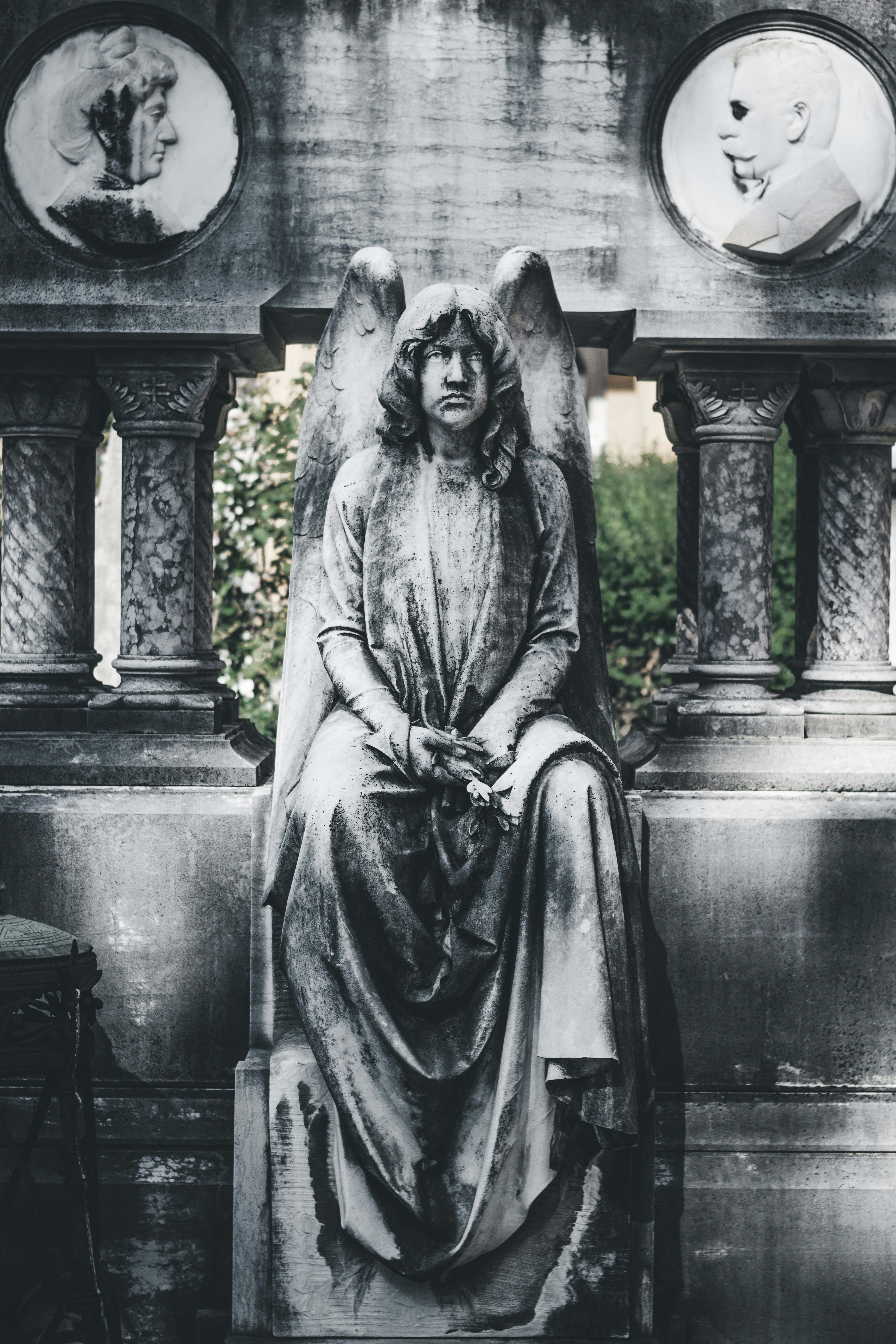 Foto Estatua de ángel sentado – Imagen Gris gratis en Unsplash