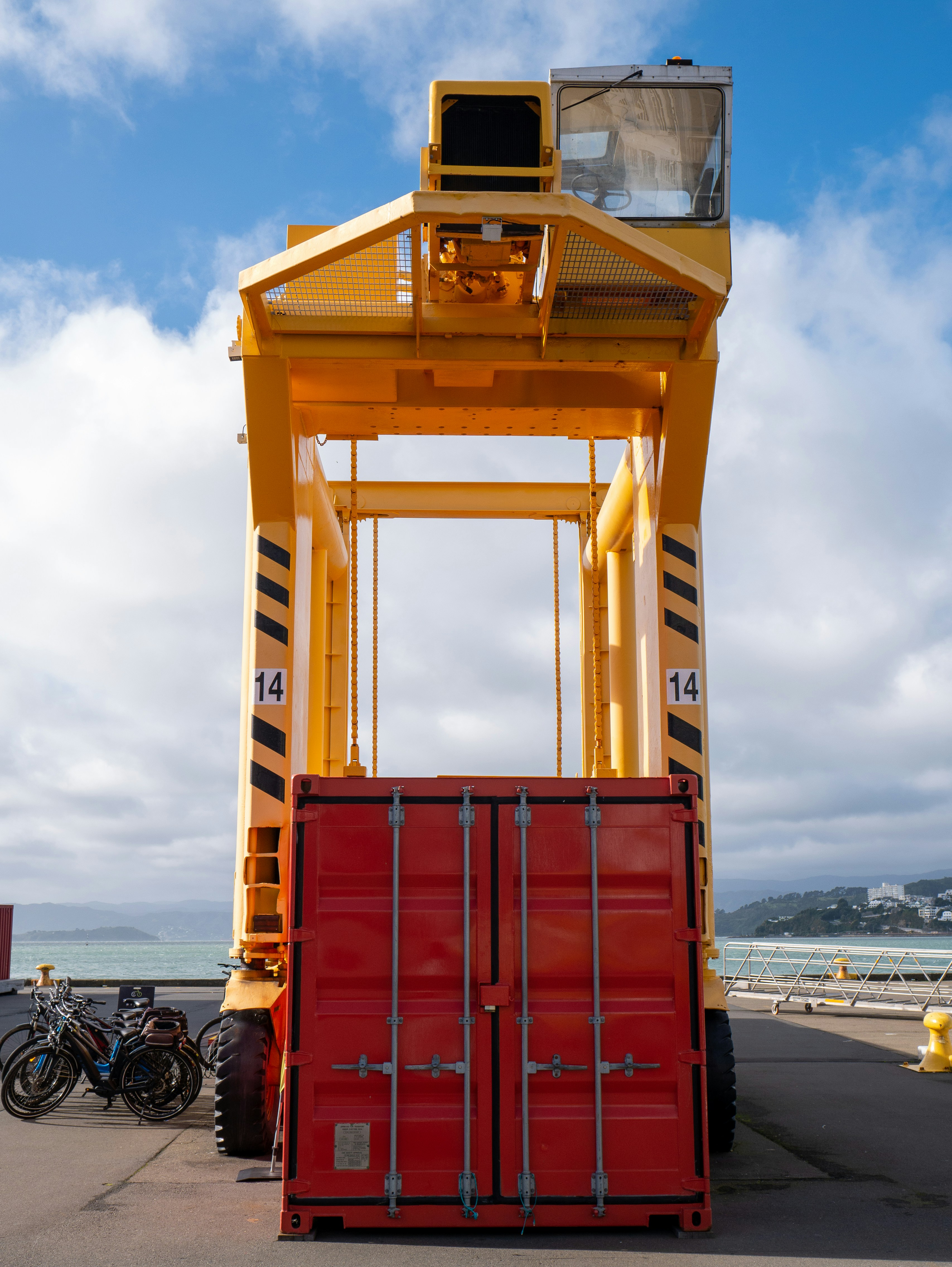 Foto Contenedor intermodal rojo – Imagen Marrón gratis en Unsplash