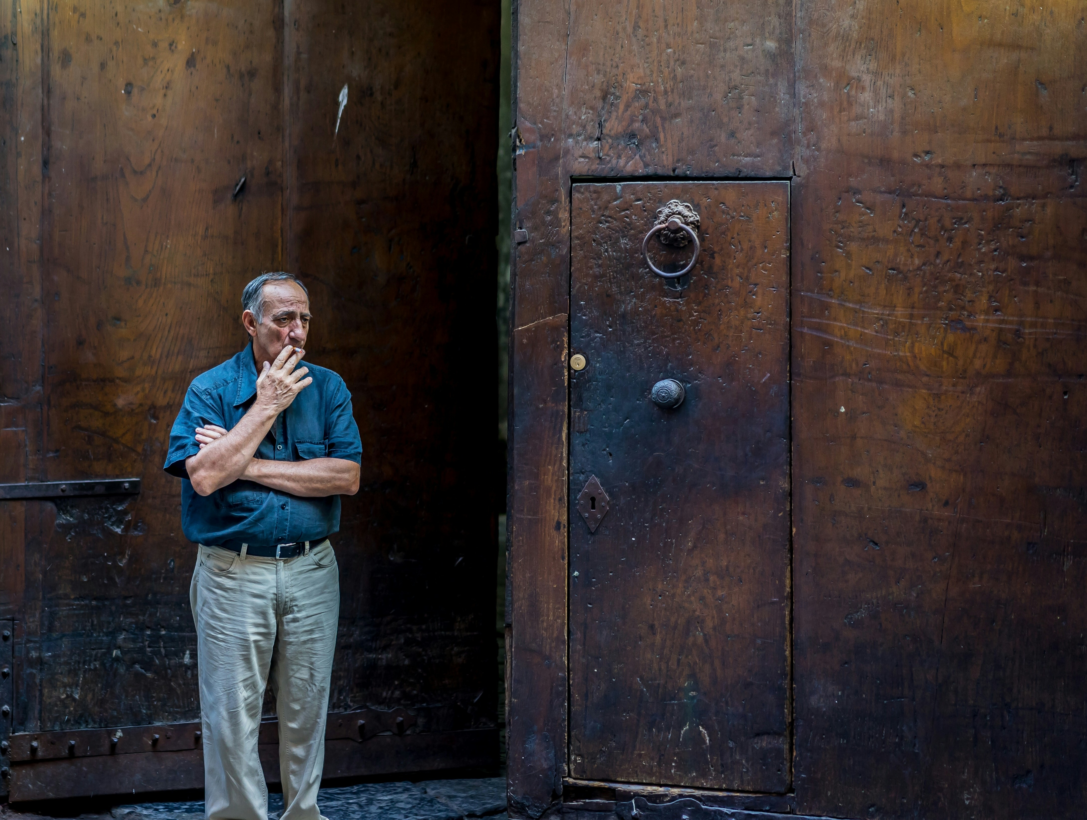 Man standing beside wall photo – Free Human Image on Unsplash