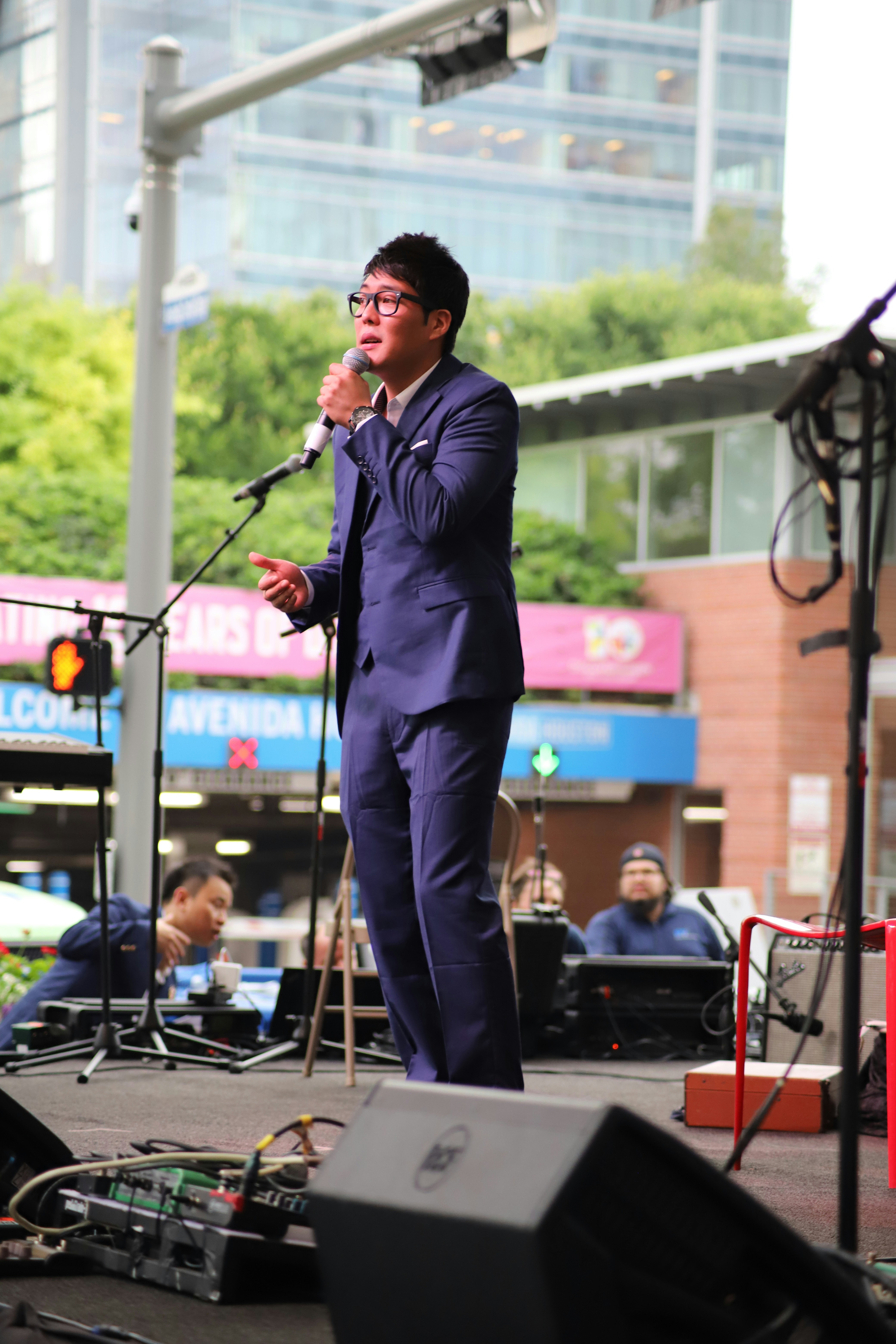 Homme tenant le micro photo – Image gratuite de La personne sur Unsplash