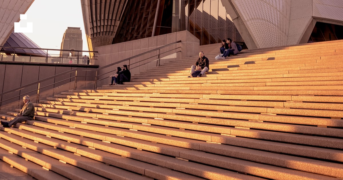 Menschen, die tagsüber auf einer Bank im Opernhaus von Sydney sitzen ... Menschen, die tagsüber auf einer Bank im Opernhaus von Sydney sitzen ...