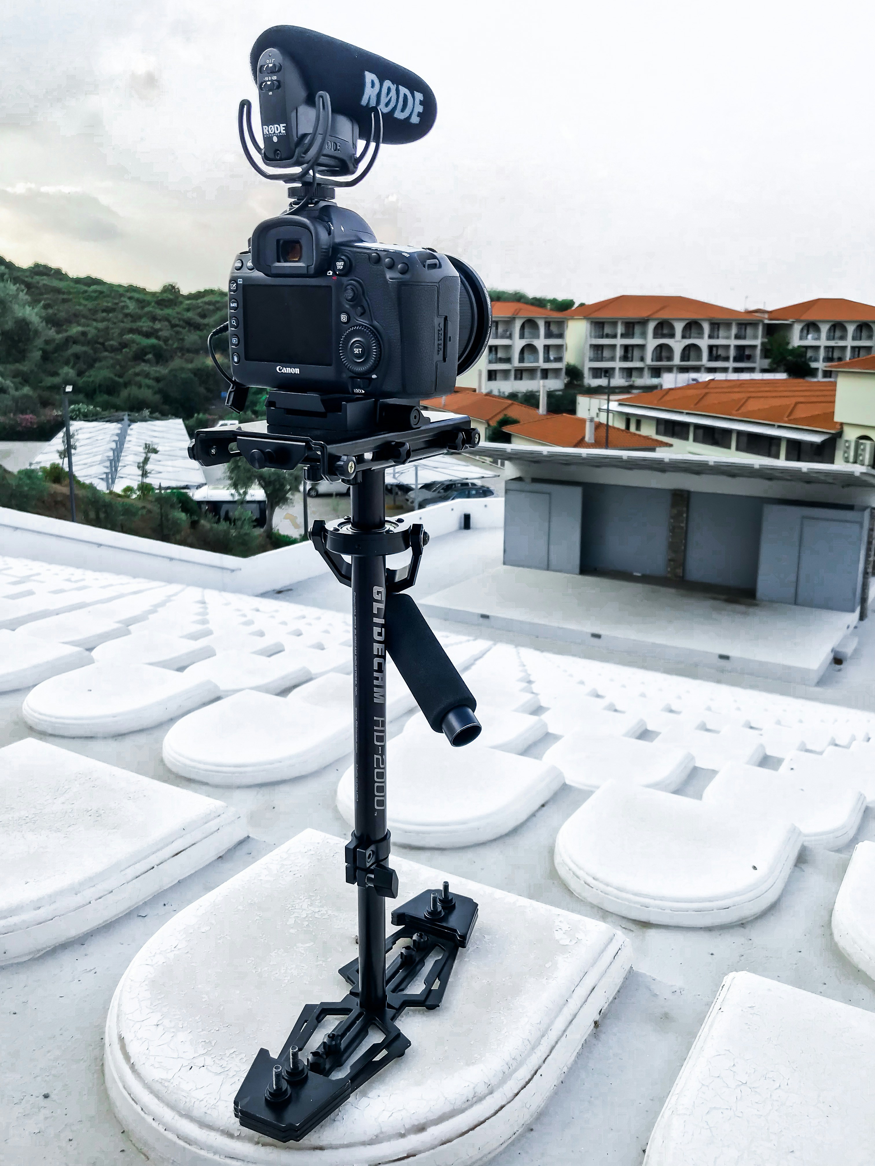 Black DSLR camera on tripod standing near stage photo – Free Tripod ...