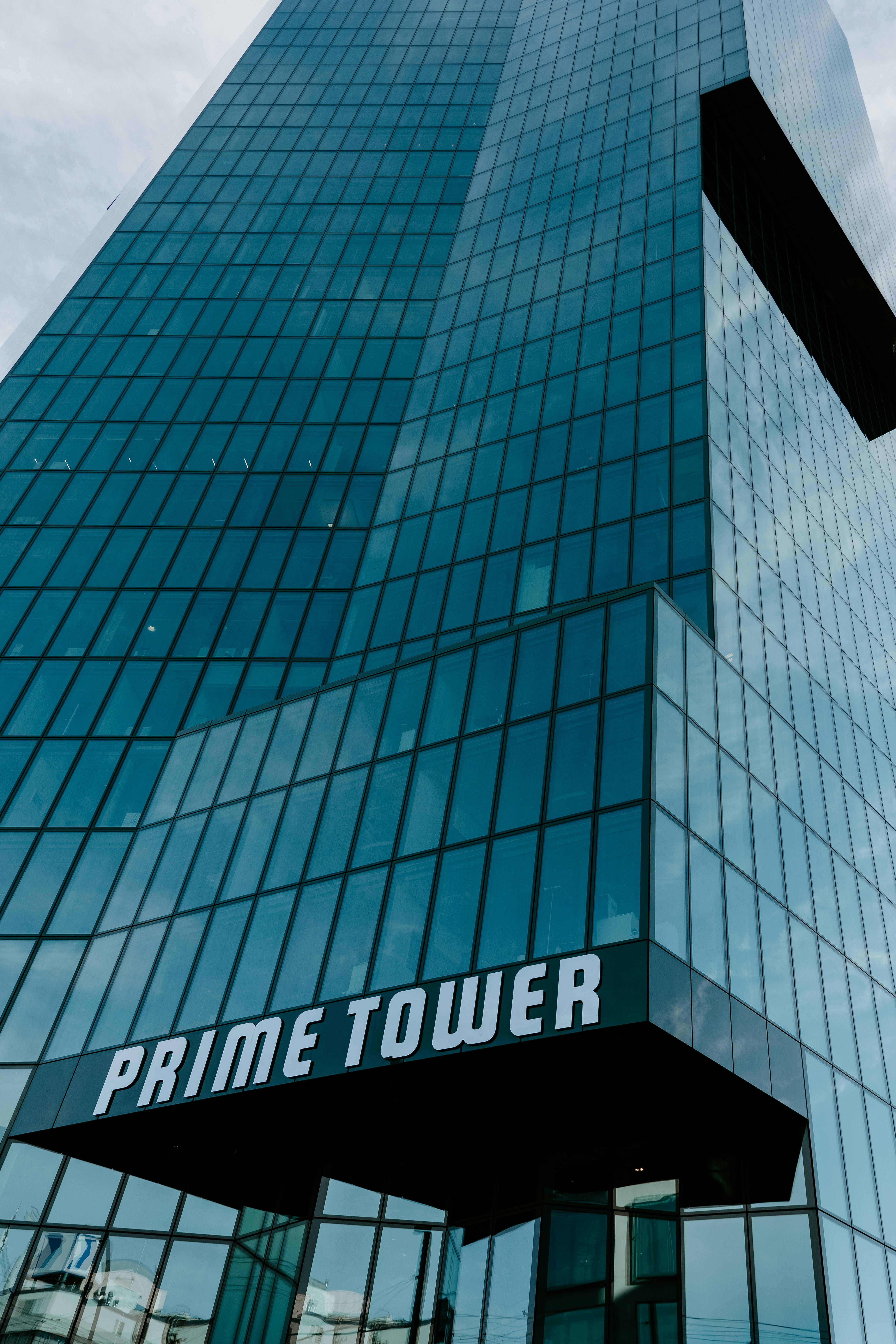 Edificio Prime Tower foto – Imagen de Edificio gratuita en Unsplash