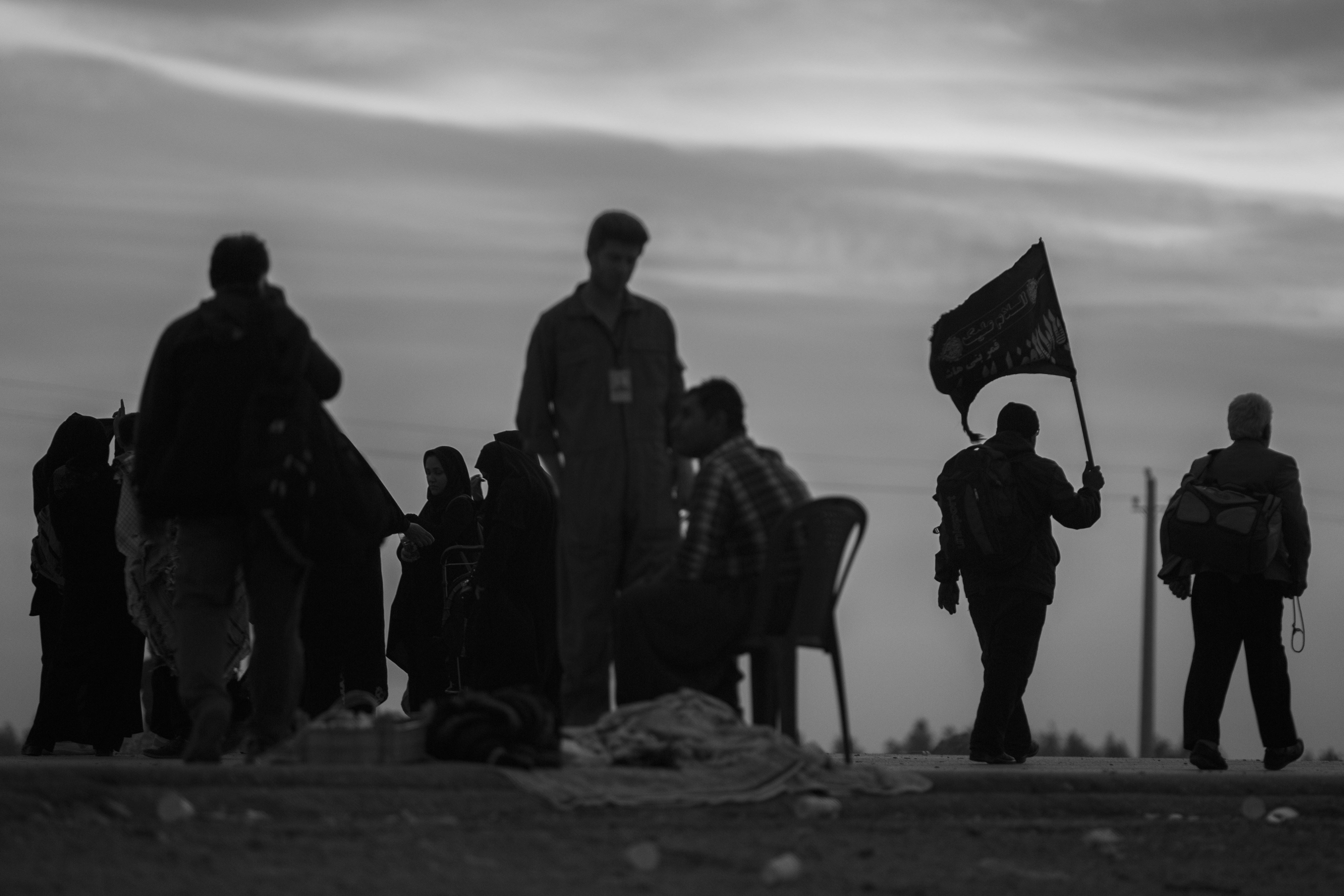 Foto Silueta de personas sosteniendo la bandera – Imagen Mehran gratis ...