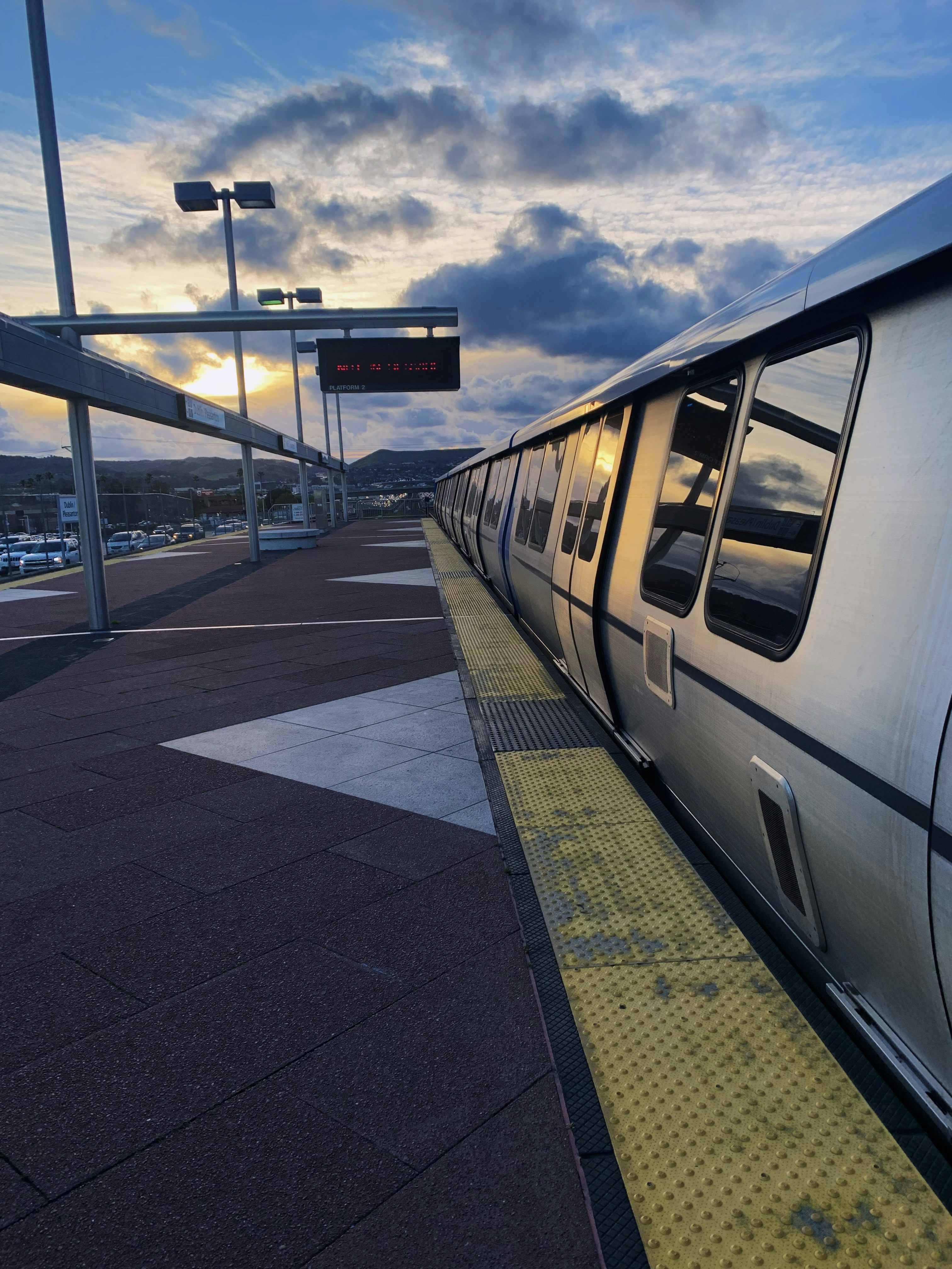 Grey train photo – Free Usa Image on Unsplash