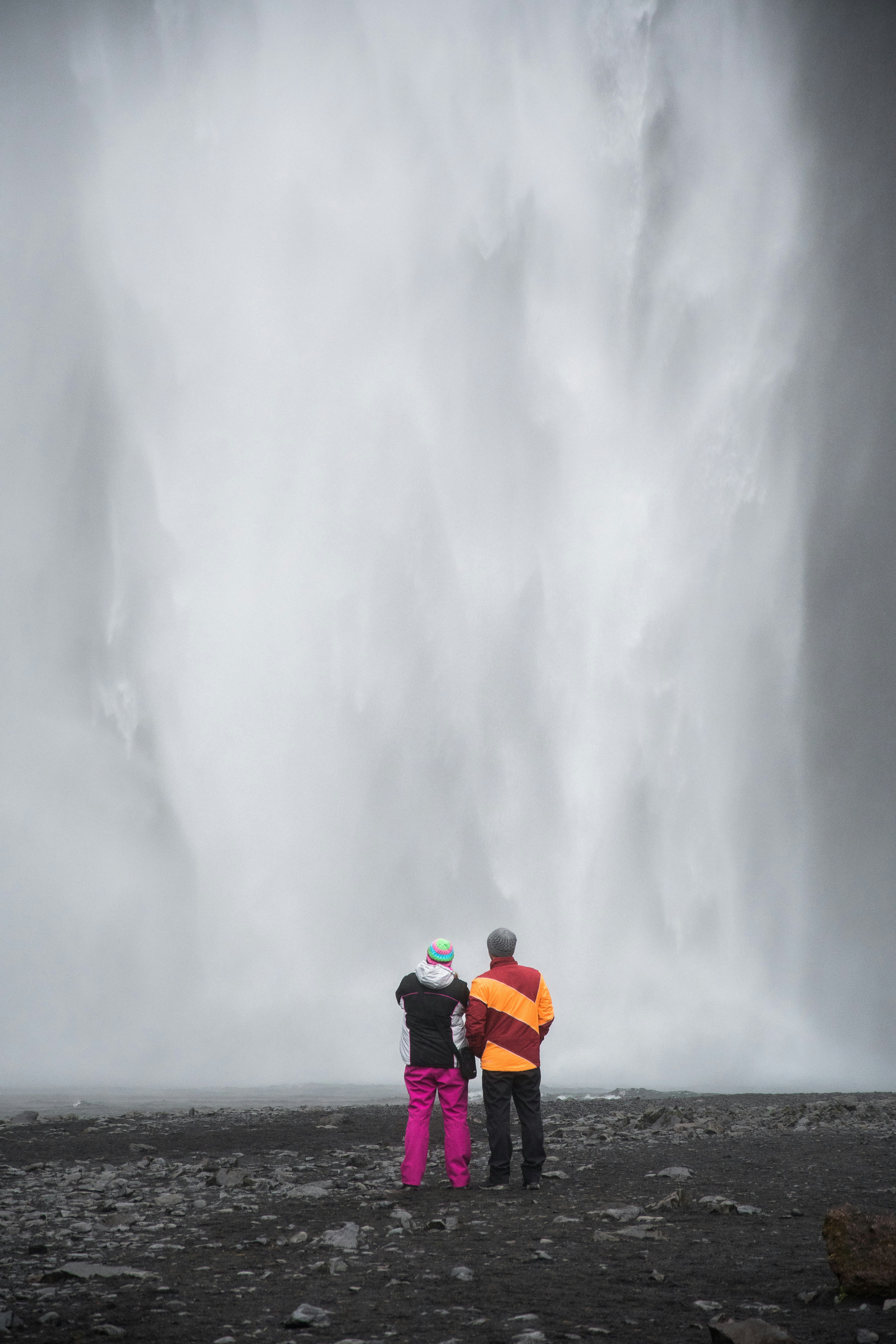 Deux personnes debout devant des chutes d’eau photo – Photo Cascade ...