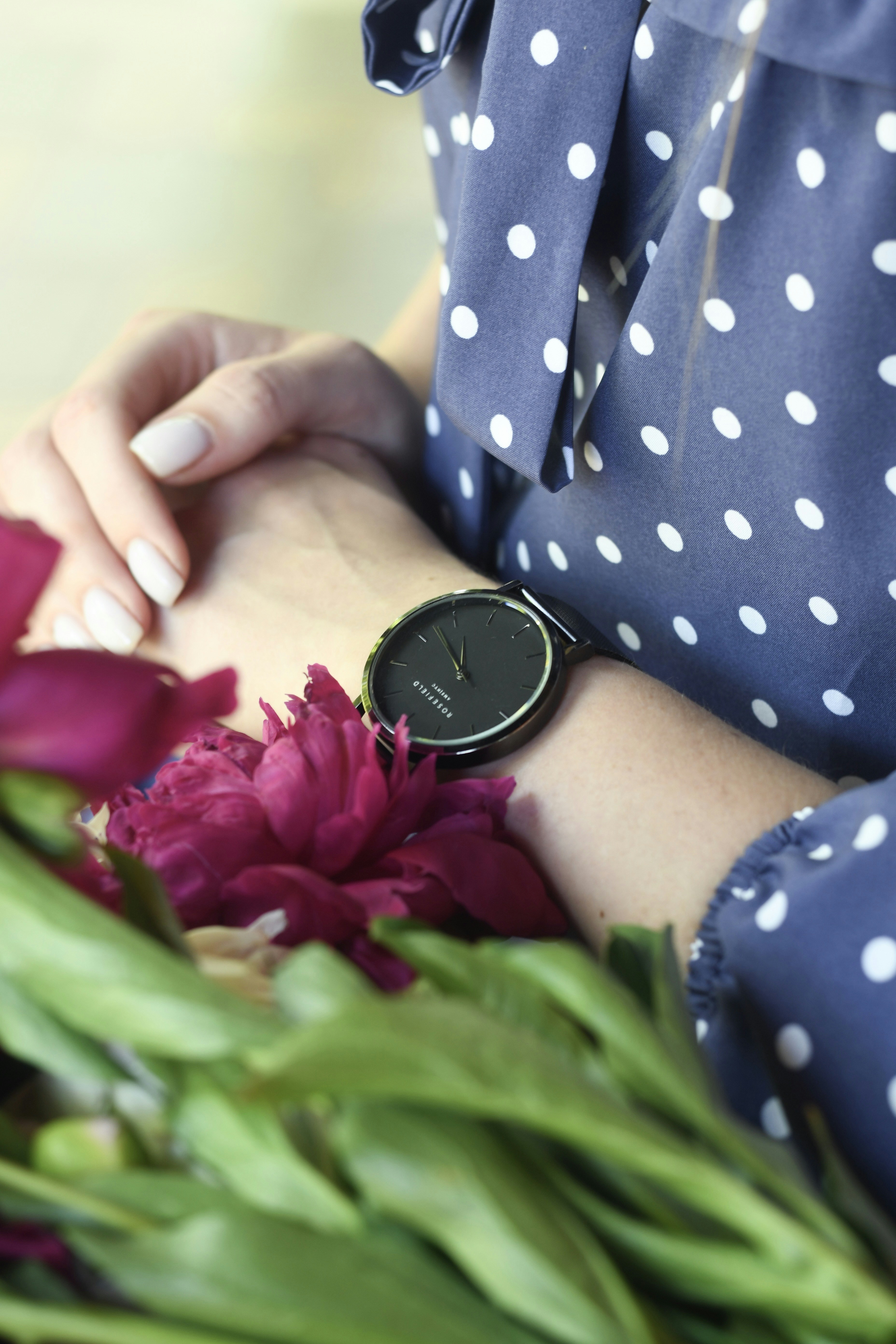 Person wearing watch photo – Free Wristwatch Image on Unsplash