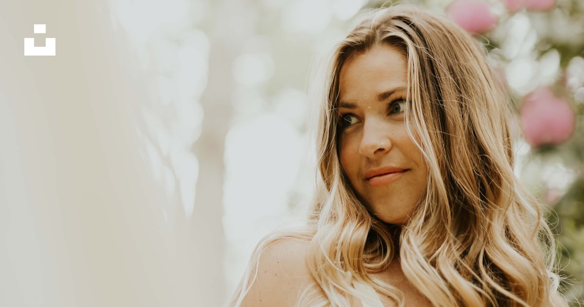 Foto Fotografía De Enfoque Selectivo De Mujer Rodeada De Flores