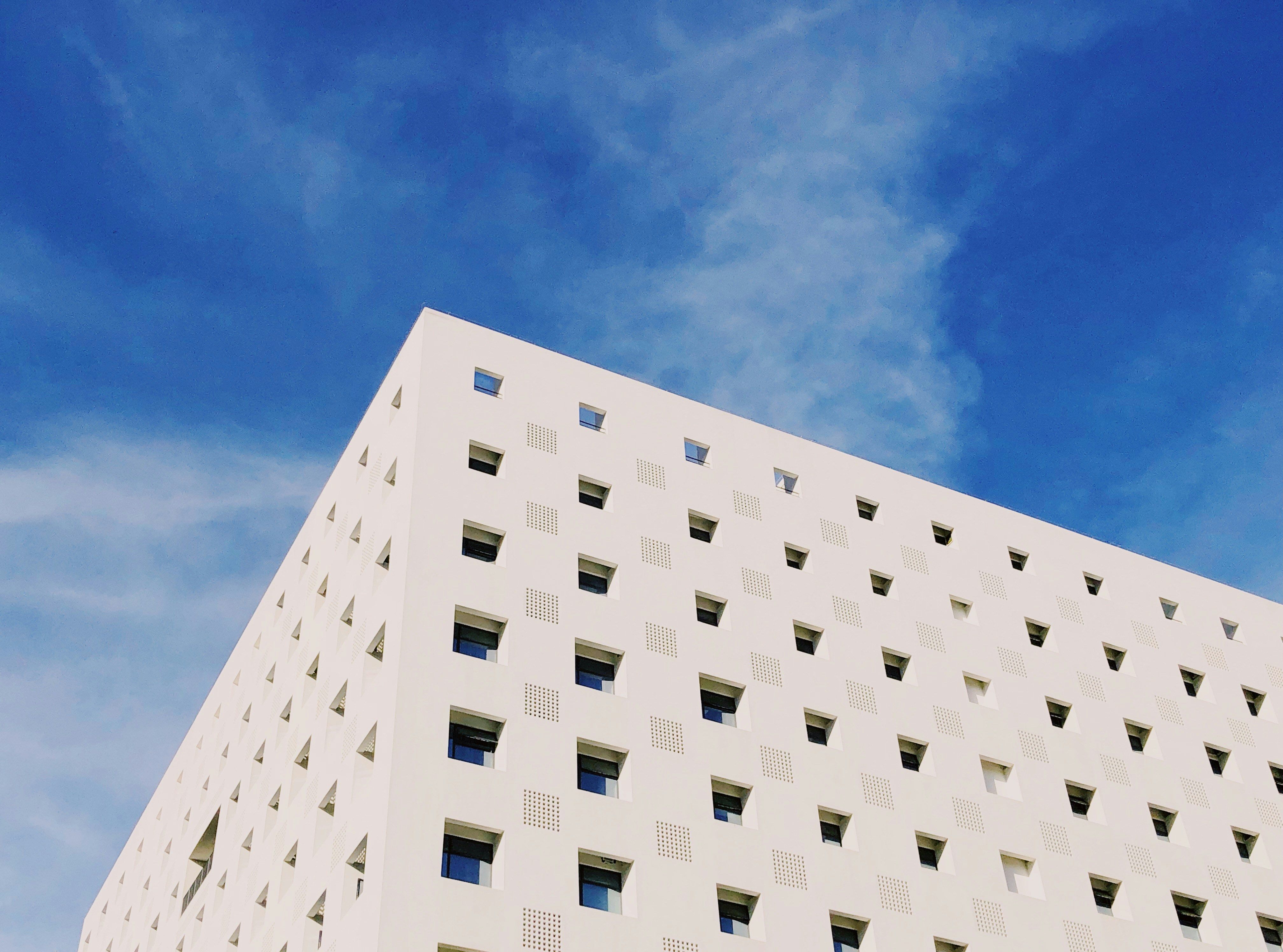 White high-rise building photo – Free Shenzhen Image on Unsplash