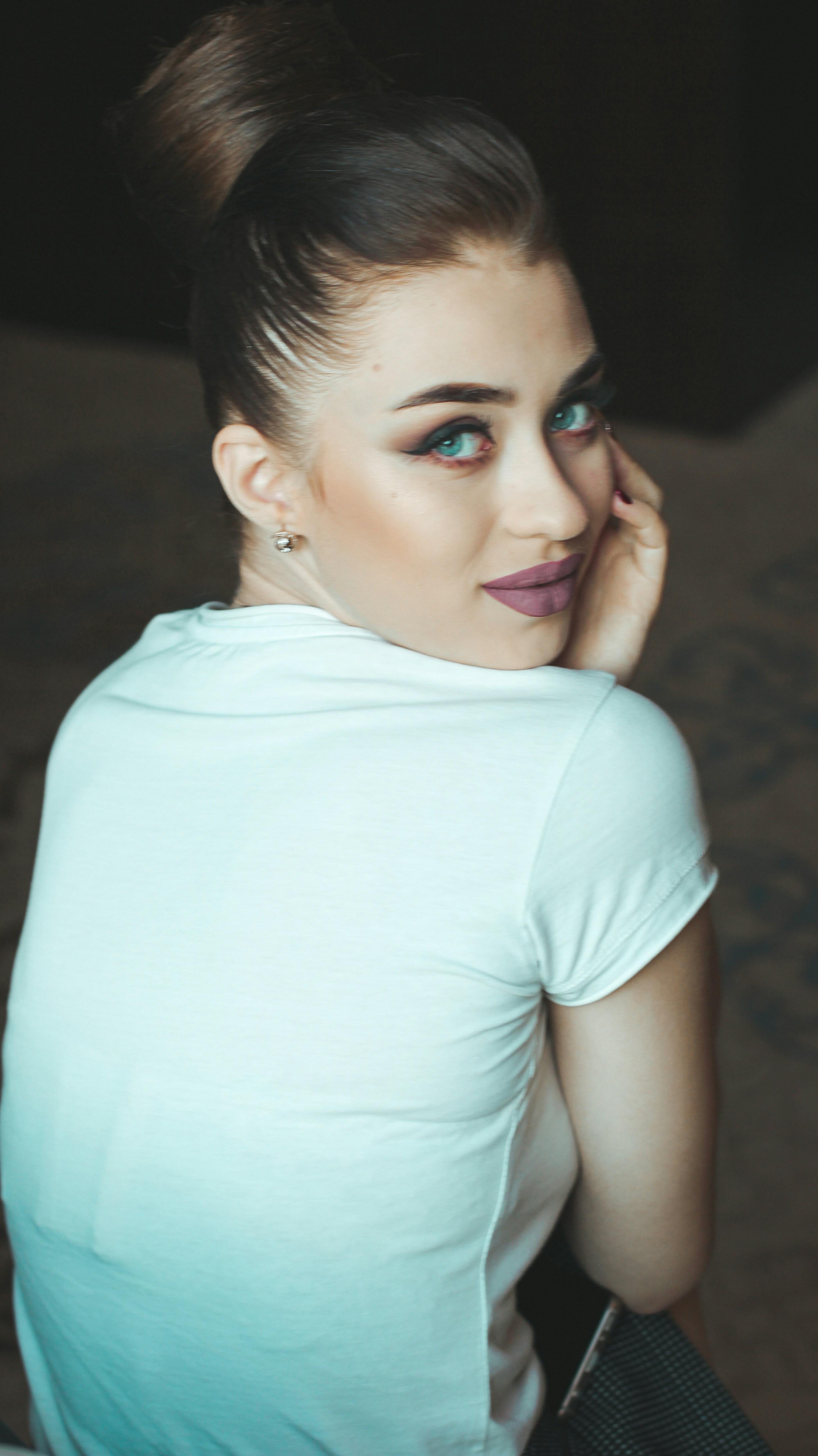 Woman sitting and facing her right side photo – Free Iphone wallpaper ...