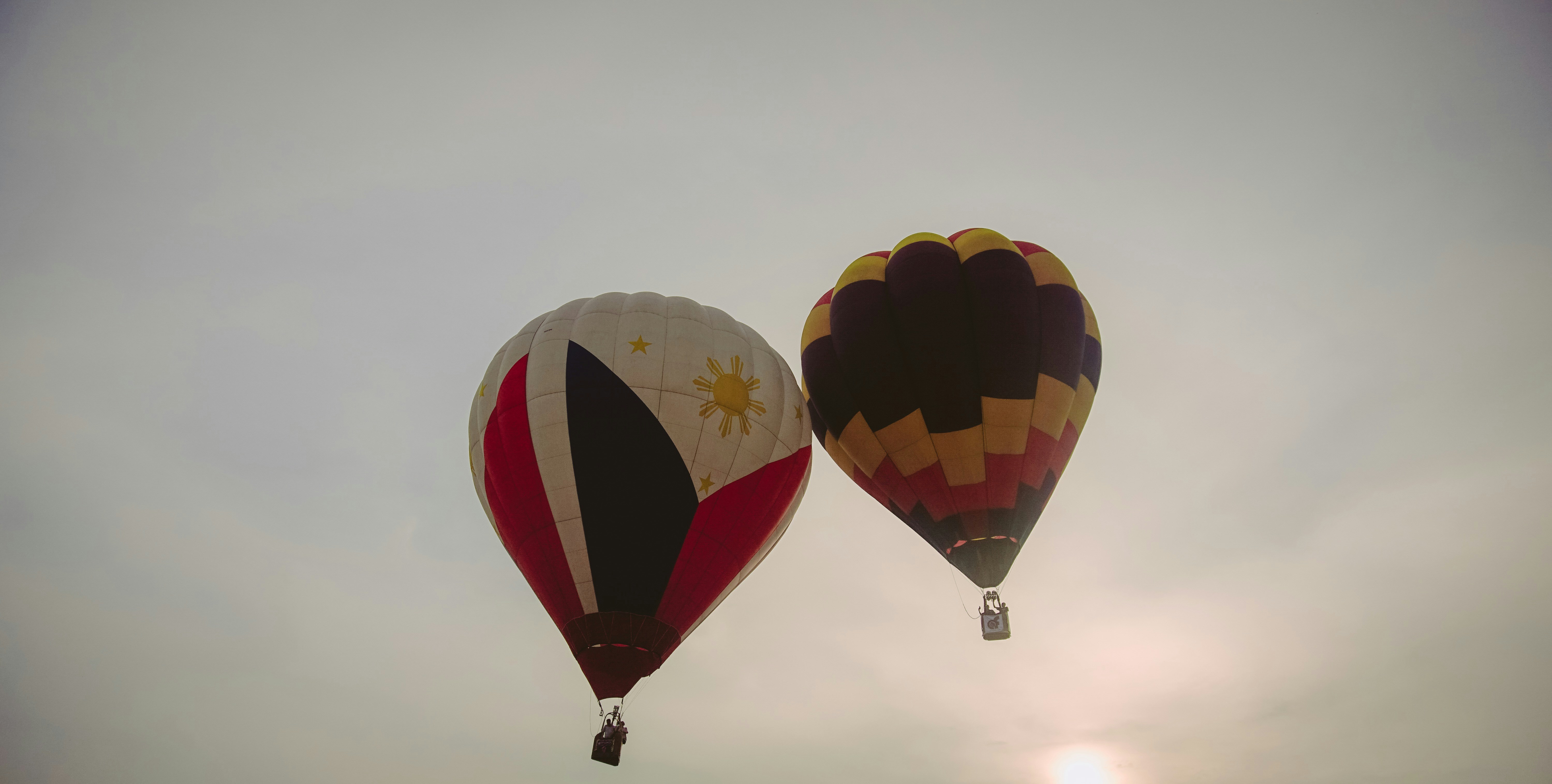 Foto Dos globos aerostáticos volando en el cielo – Imagen Puesta de sol gratis en Unsplash